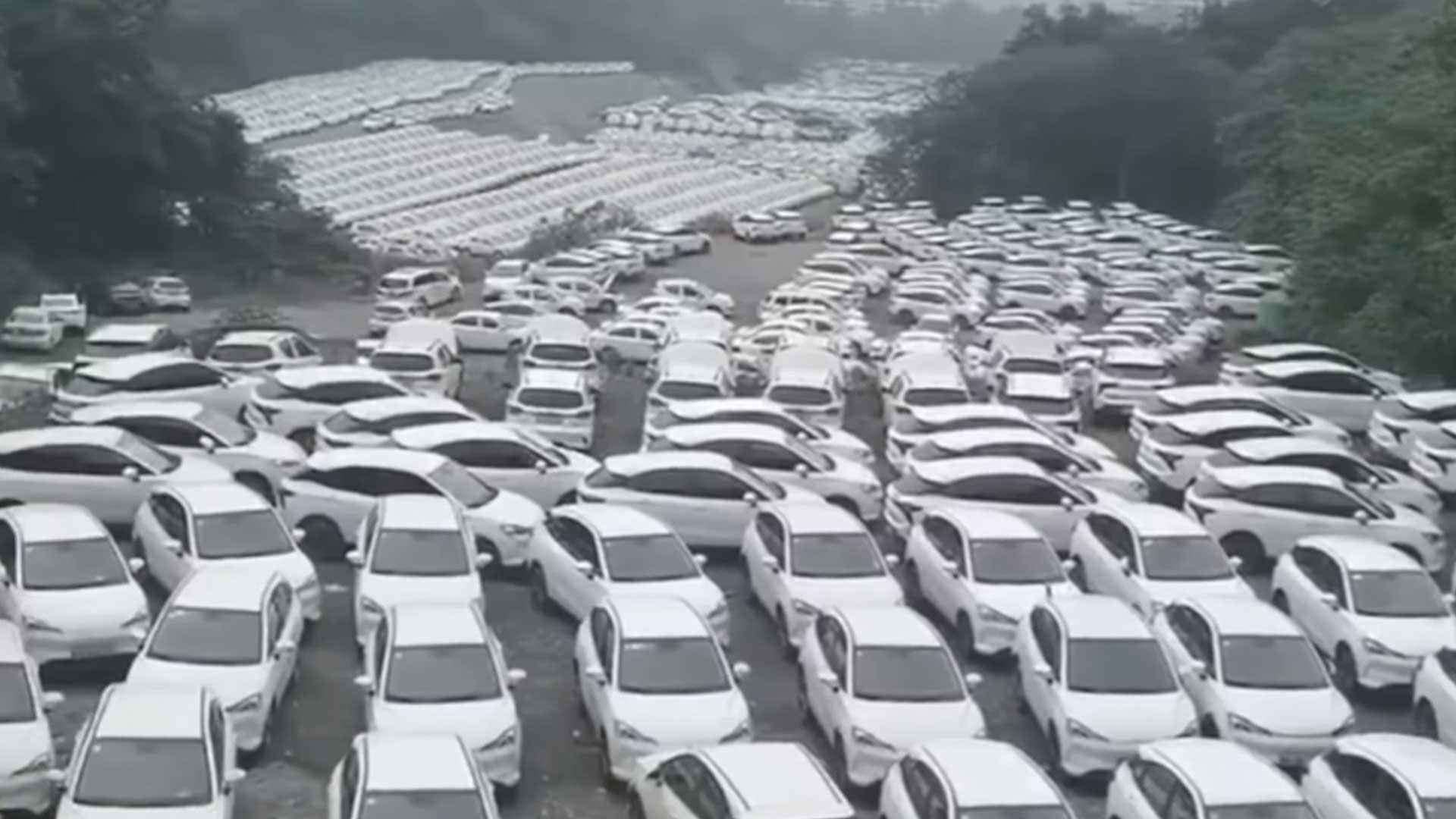 Waarom duizenden nieuwe elektrische auto's staan weg te rotten in China