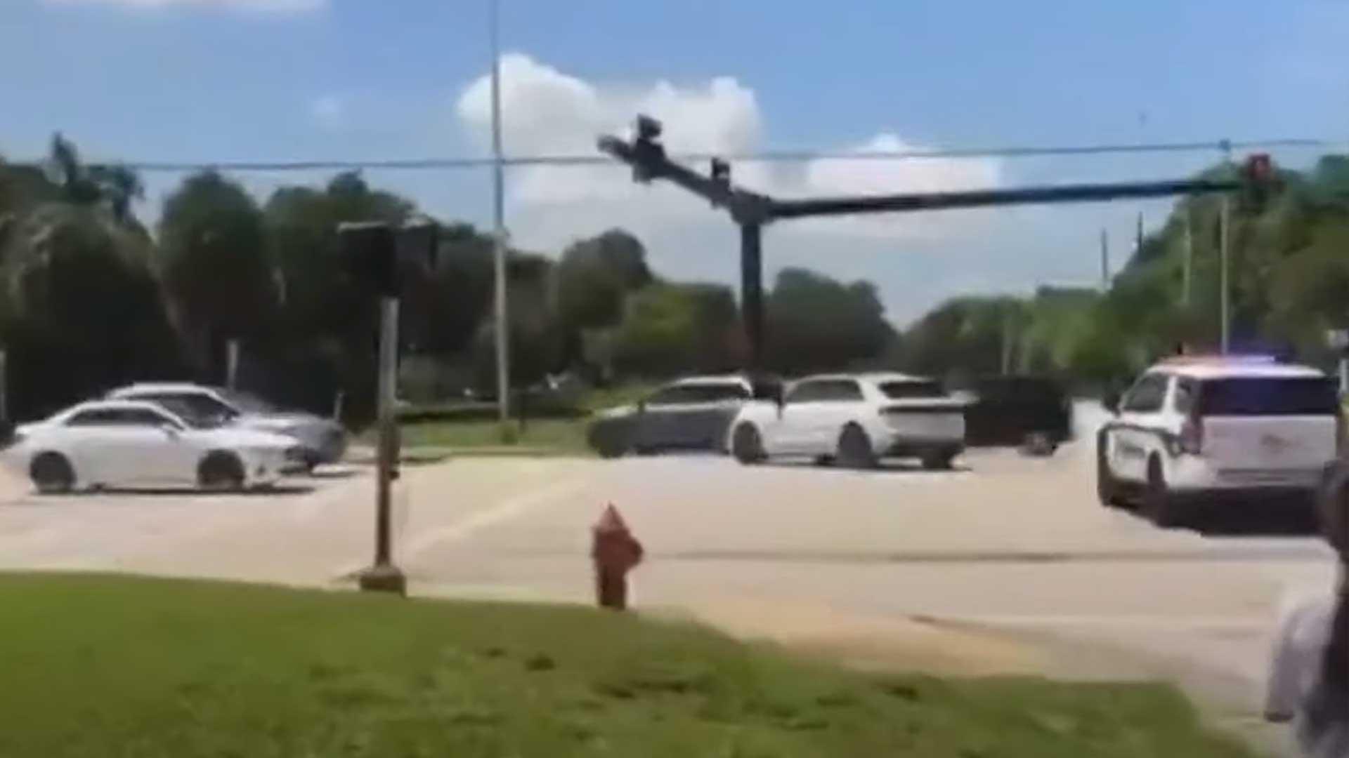 Messi rijdt met Audi Q8 door rood en veroorzaakt bijna een crash