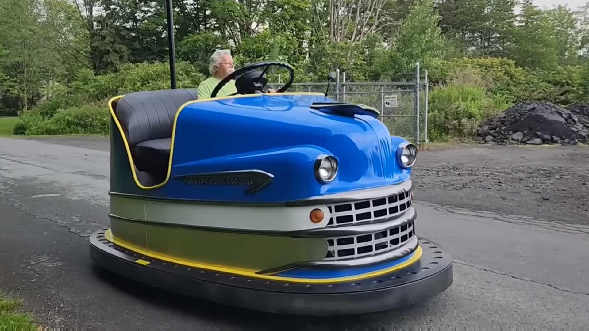 Man bouwt uit verveling een extra grote botsauto