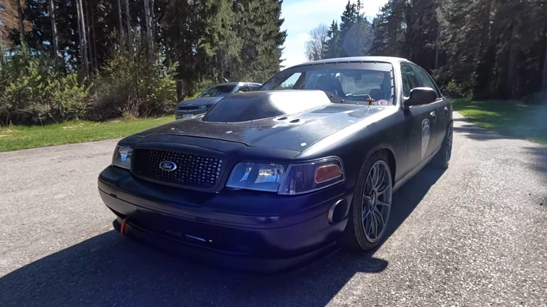 VIDEO: Zo klinkt een 27-liter V12-diesel uit een tank in een ...