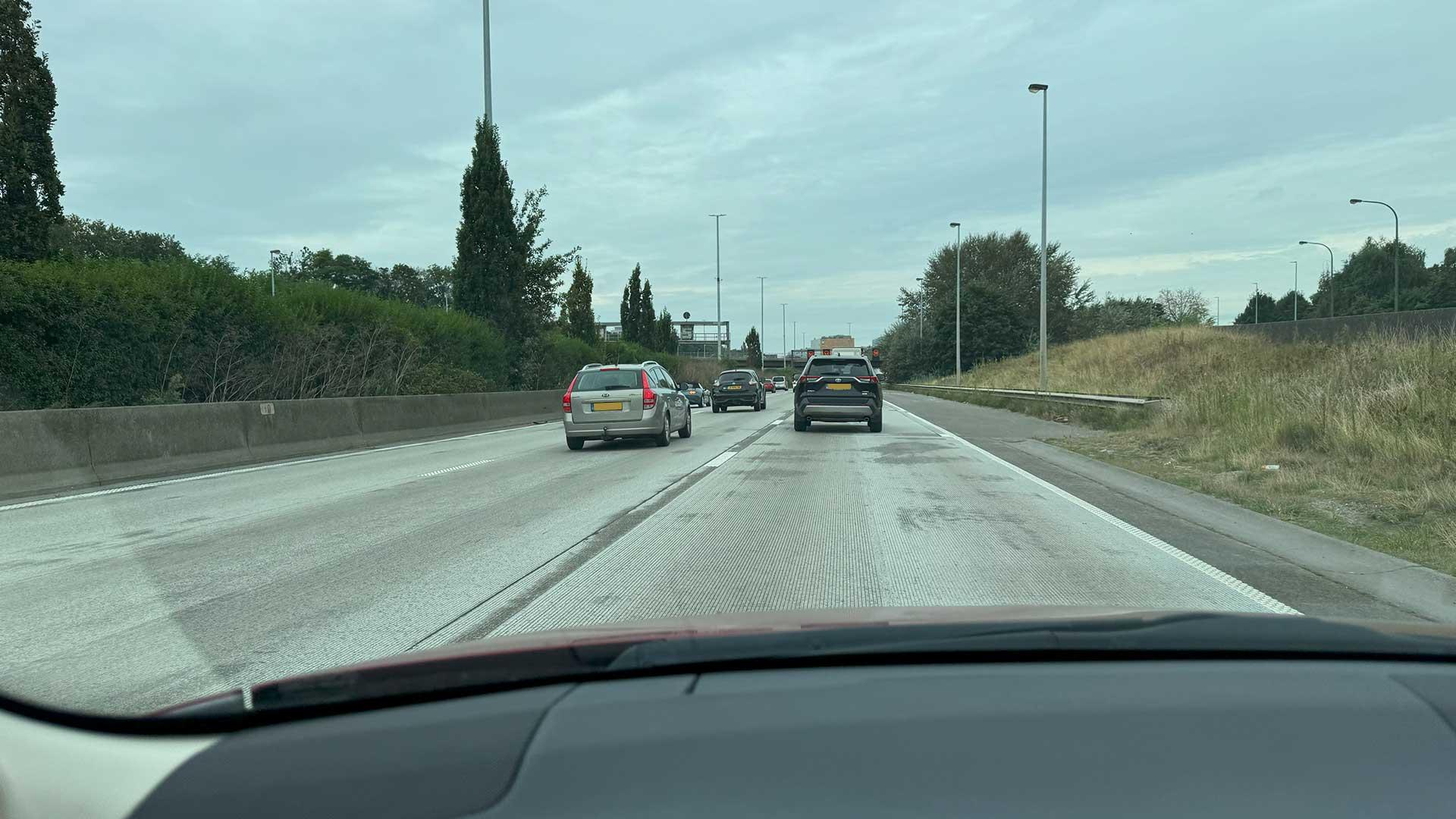 Waarom er groeven in het asfalt van de snelweg in België zitten