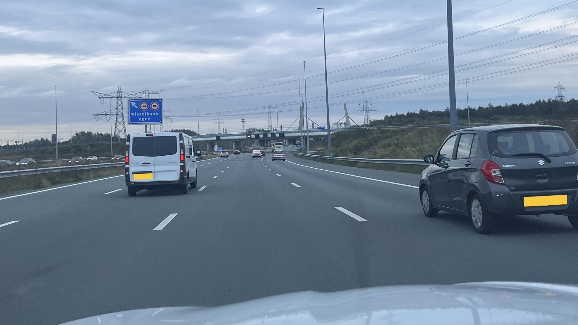 Rechts inhalen in Nederland mag niet, behalve bij deze uitzonderingen ...