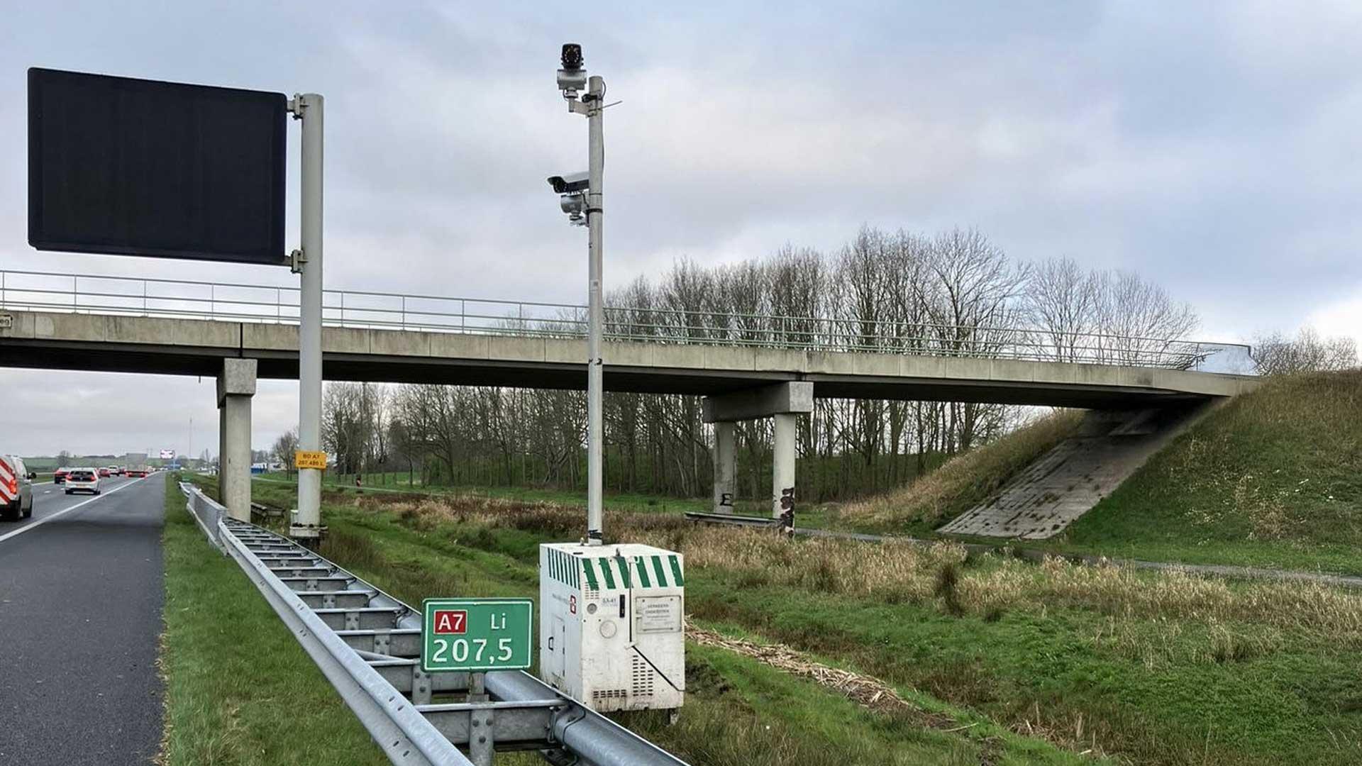 Deze mysterieuze hoge camera langs de snelweg is geen flitspaal
