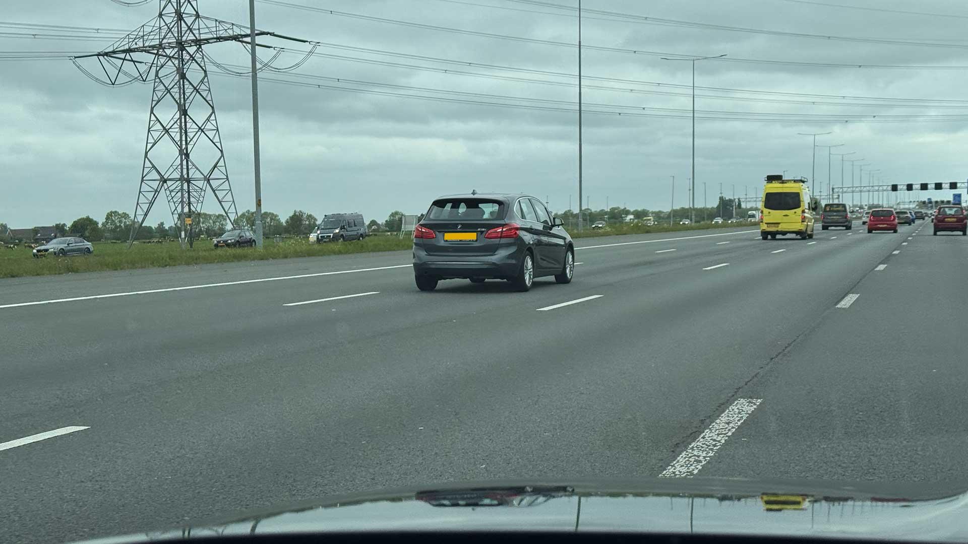 Mag je wel rechts inhalen als er een baan tussen zit?