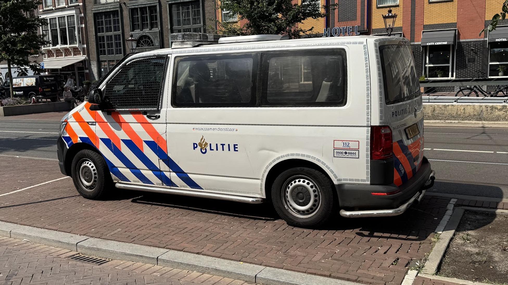 Hoe ziet het nieuwe logo op politieauto's in Nederland eruit?