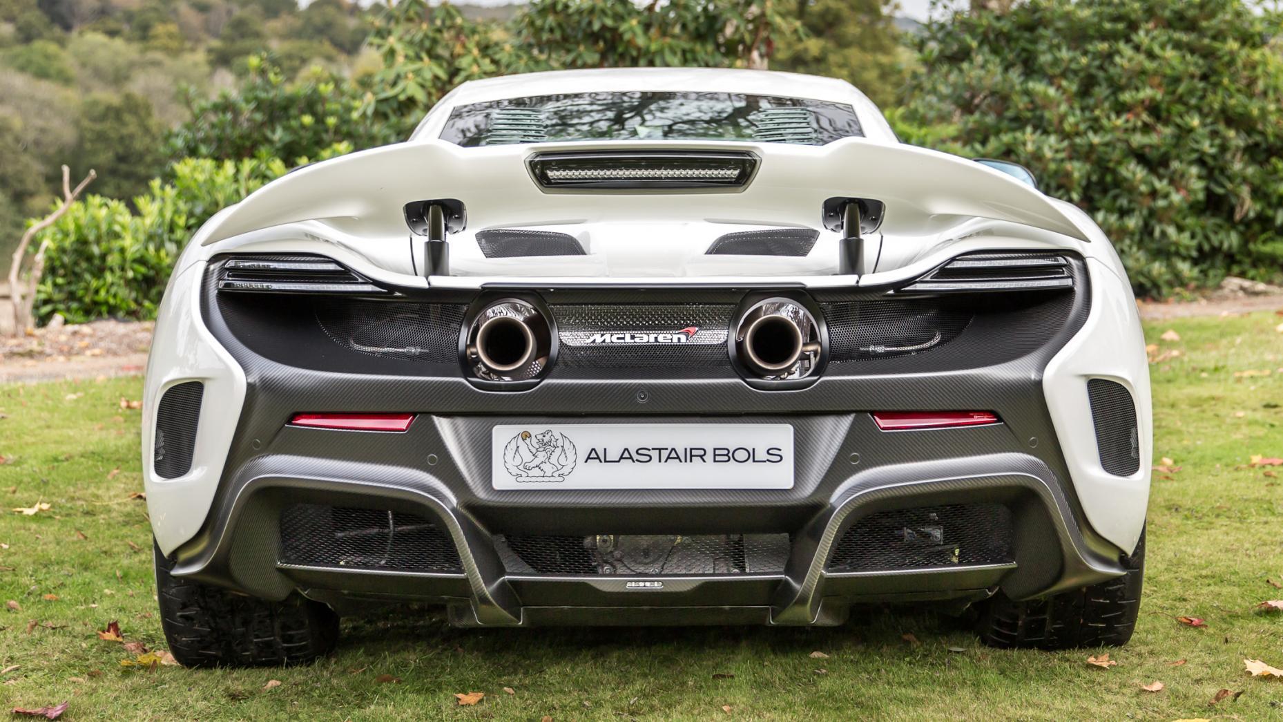 Witte Ferrari 458 Speciale en McLaren 675 LT staan samen te koop