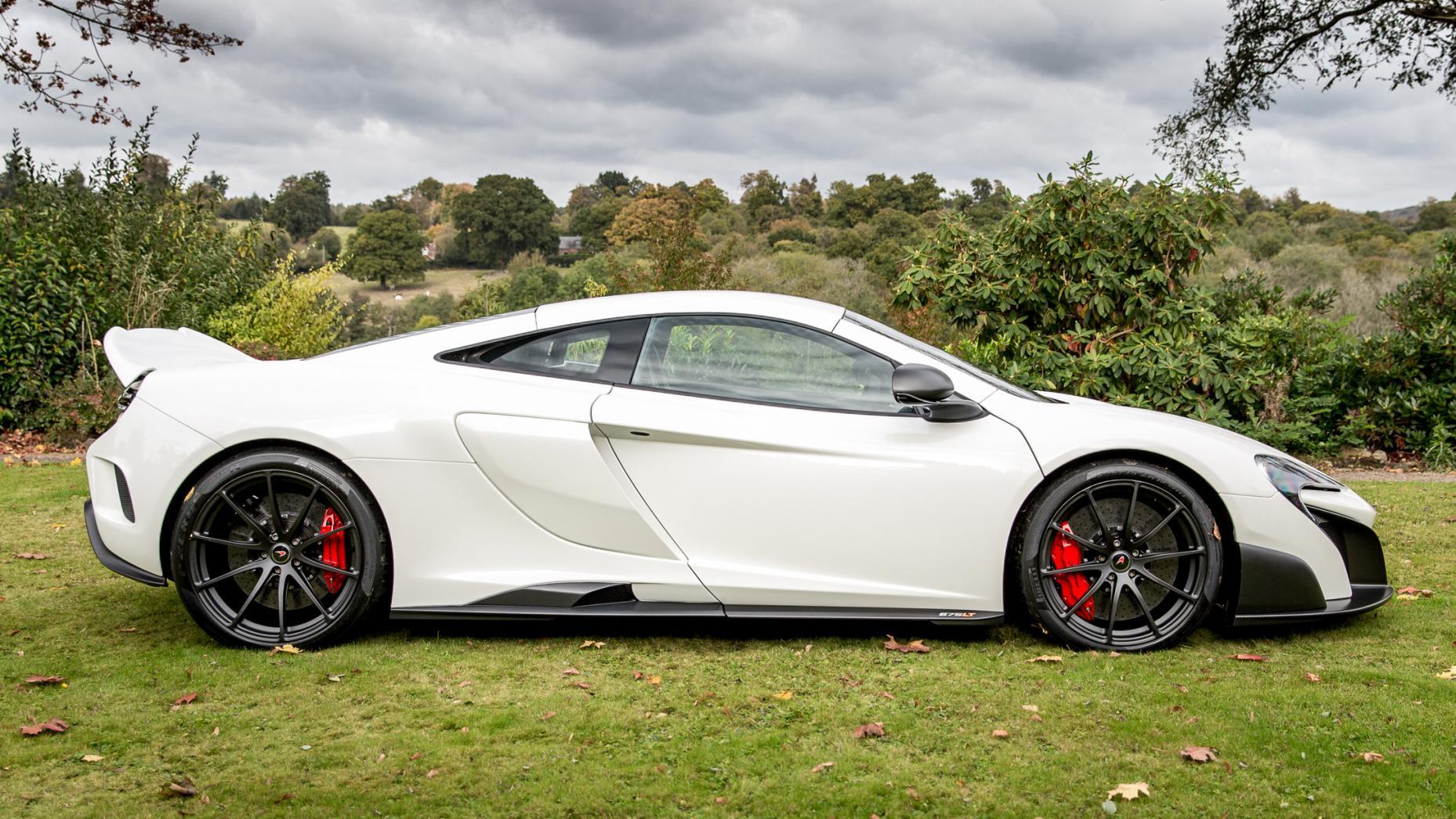 Witte Ferrari 458 Speciale en McLaren 675 LT staan samen te koop