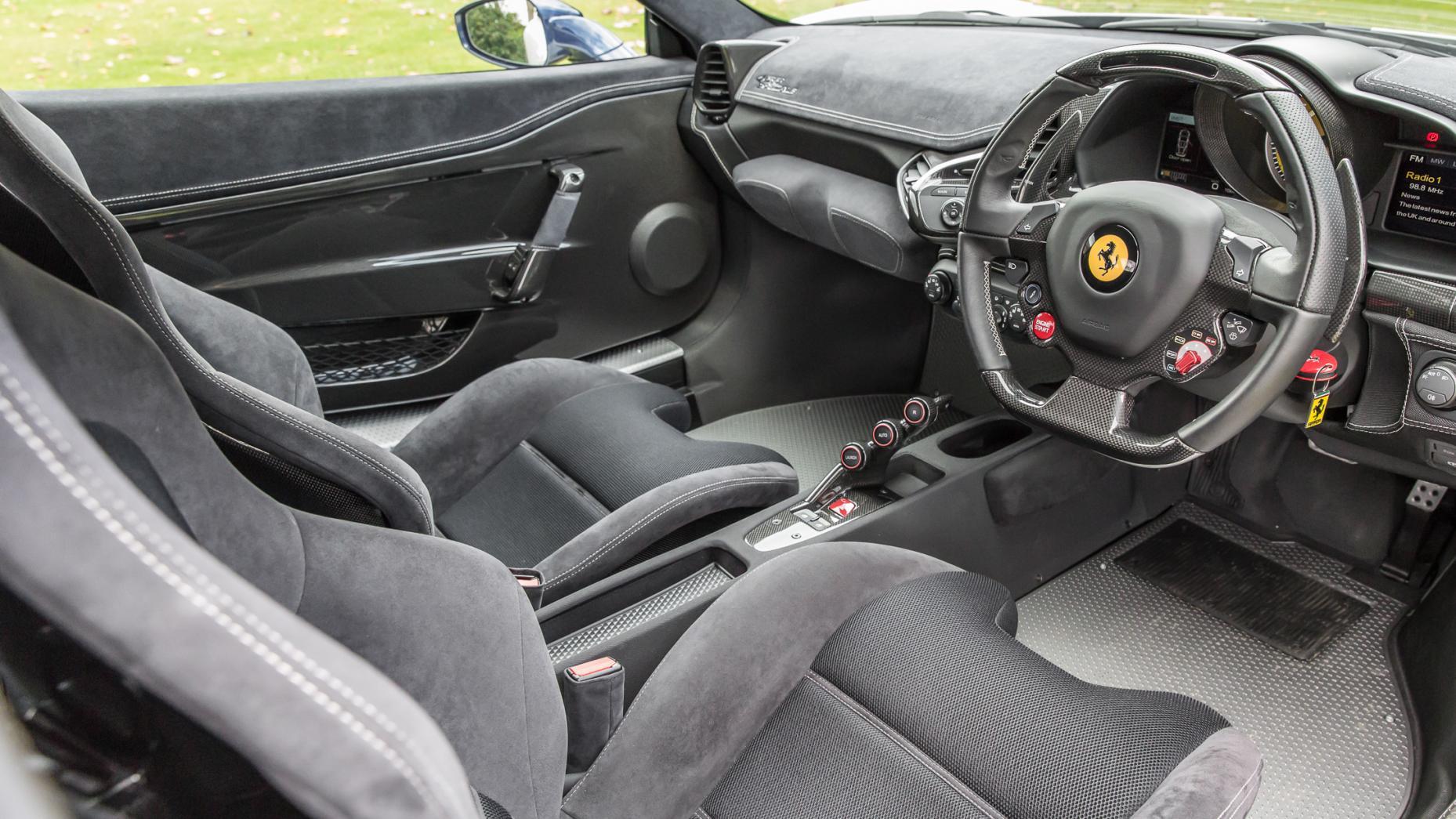 Witte Ferrari 458 Speciale en McLaren 675 LT staan samen te koop