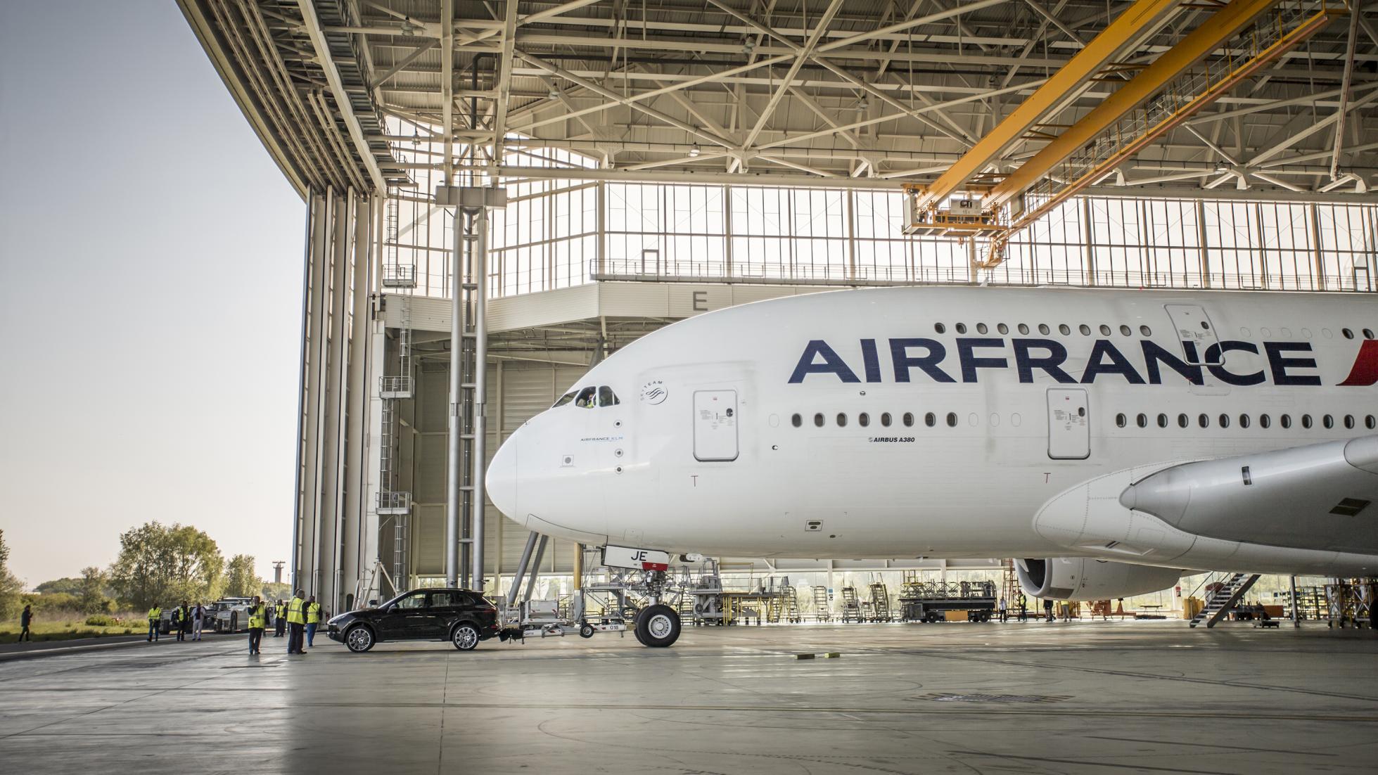 Porsche trekt een Airbus A380 van 285 ton voort - TopGear