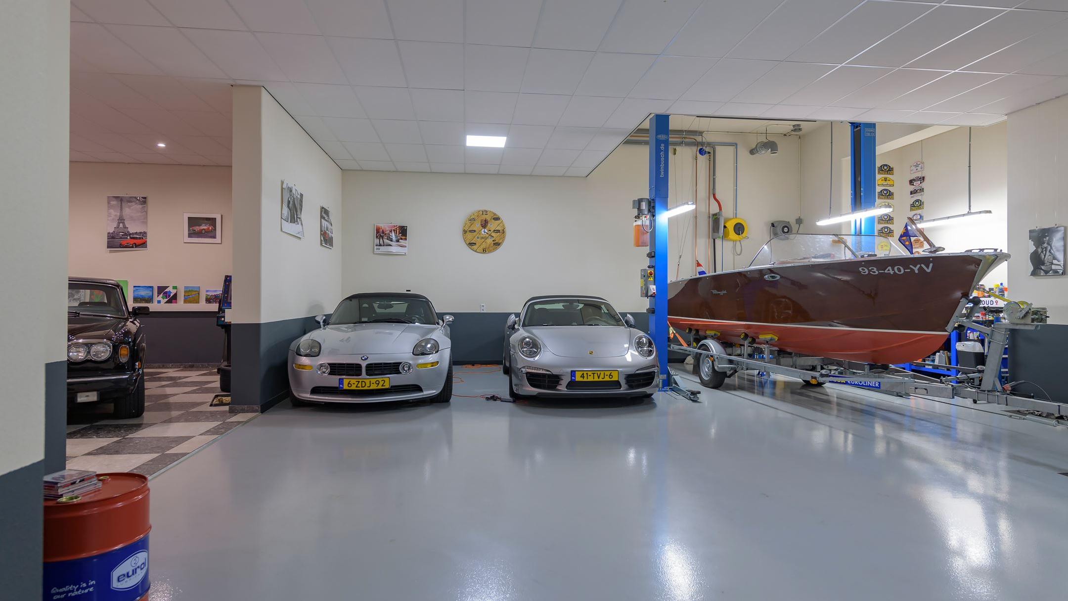 Dit Nederlandse huis heeft zijn eigen autobrug en showroom - TopGear