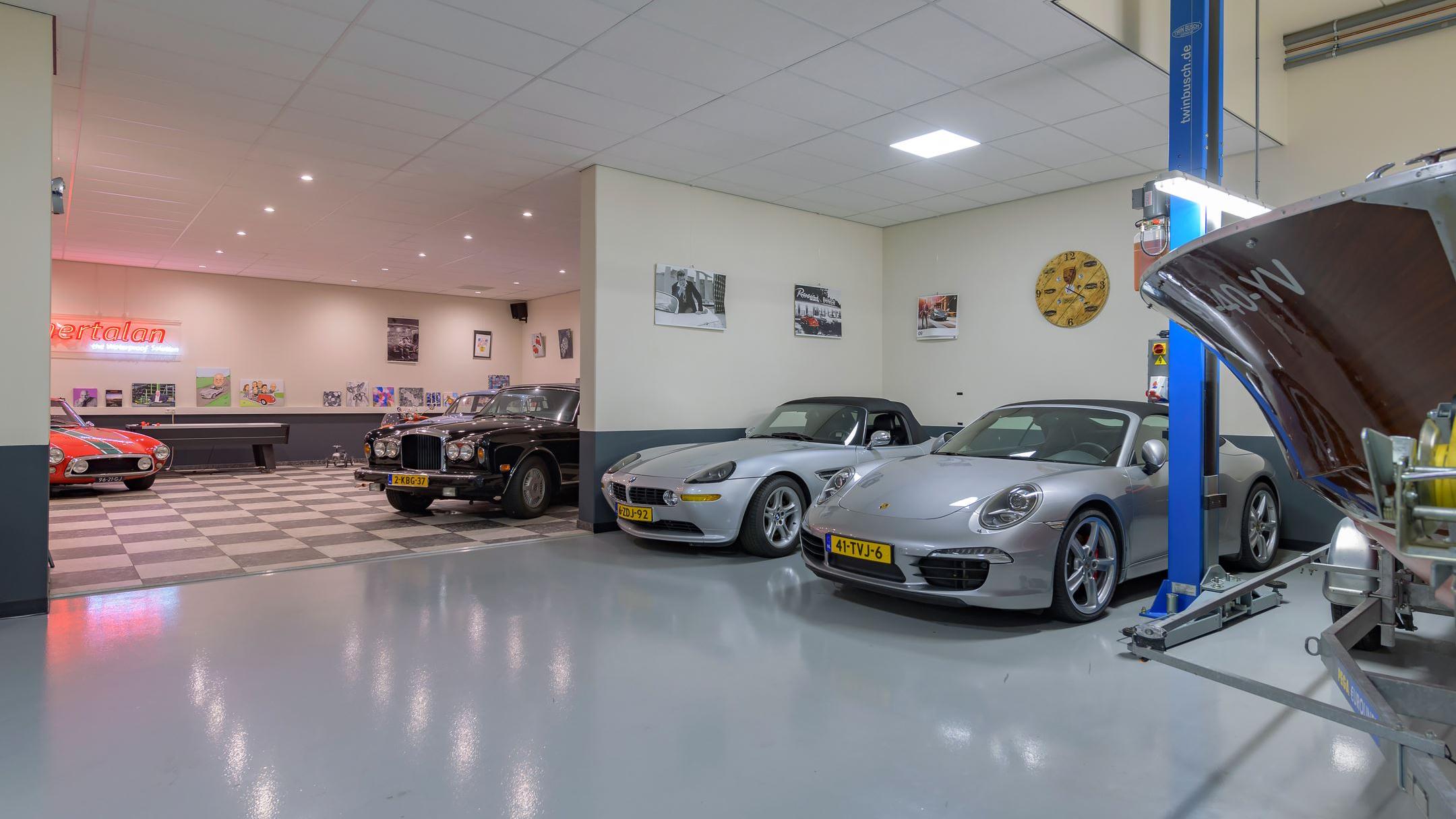 Dit Nederlandse huis heeft zijn eigen autobrug en showroom - TopGear