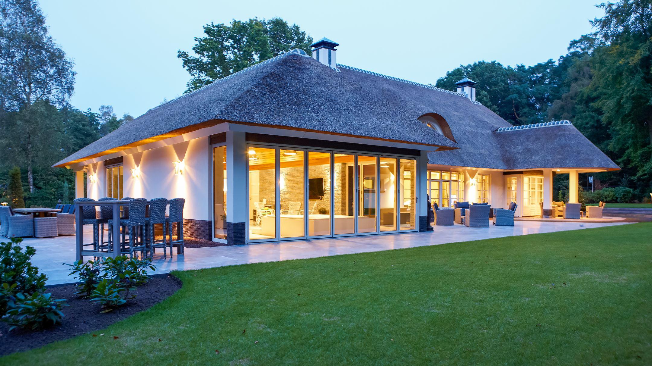 Dit Nederlandse huis heeft zijn eigen autobrug en showroom - TopGear