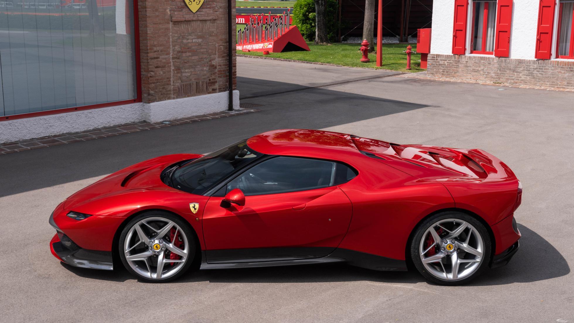Verassing! De Ferrari SP38 onthuld in Maranello - TopGear