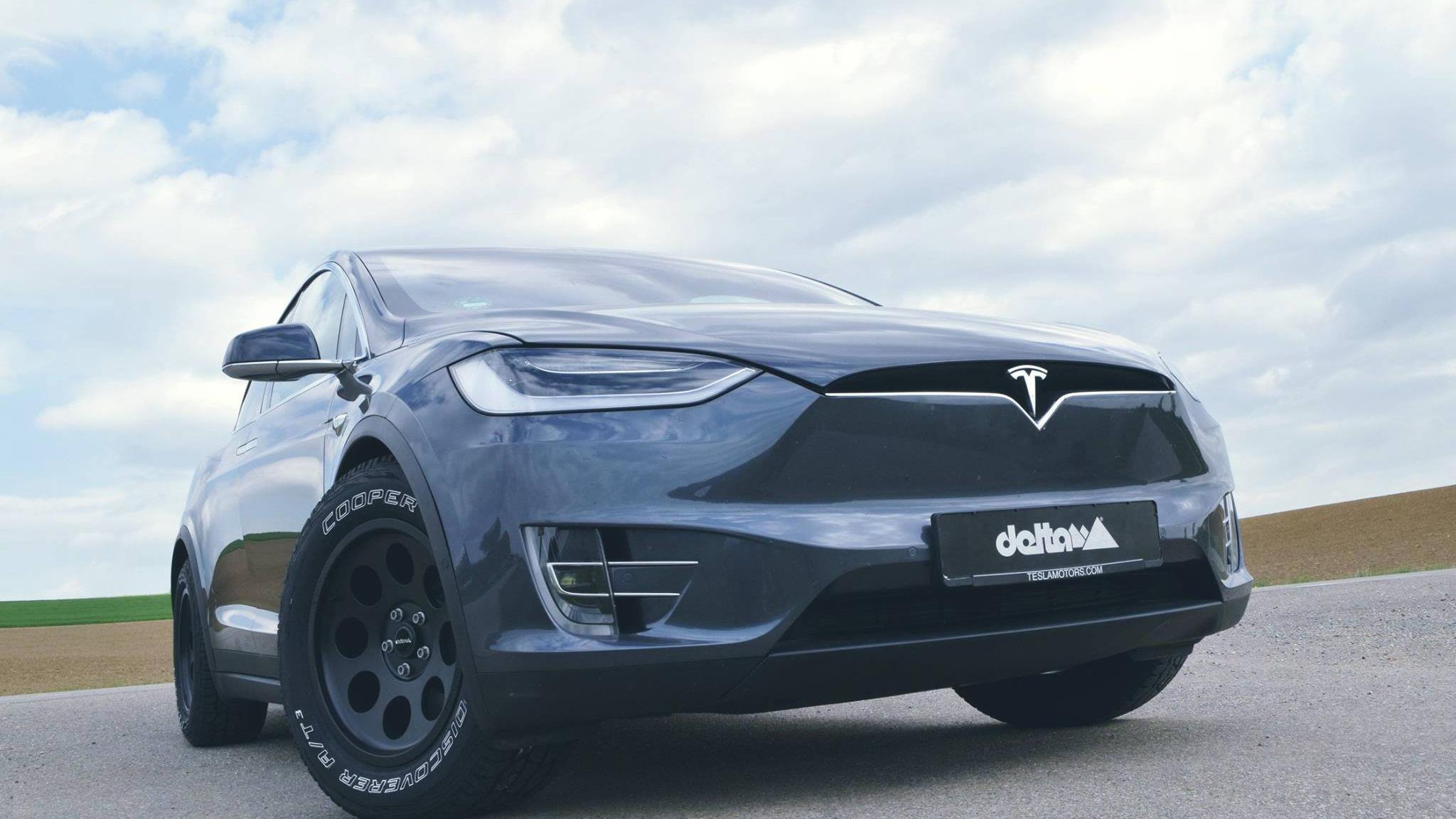 Tesla Model X-offroader verstoort winterslapertjes niet - TopGear