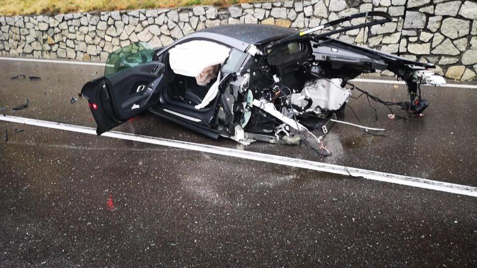 Audi R8 doormidden na crash in Italië - TopGear Nederland