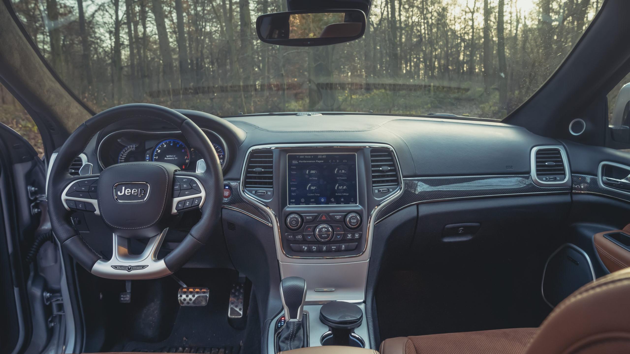 Jeep Trackhawk vs Range Rover Sport SVR - rijtest en specs - TopGear