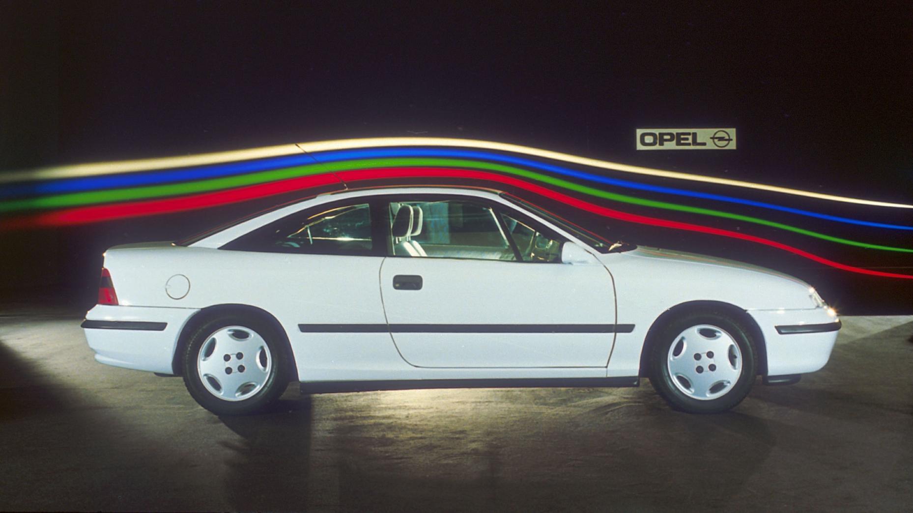 De Opel Calibra ziet er na 30 jaar nog steeds goed uit - TopGear