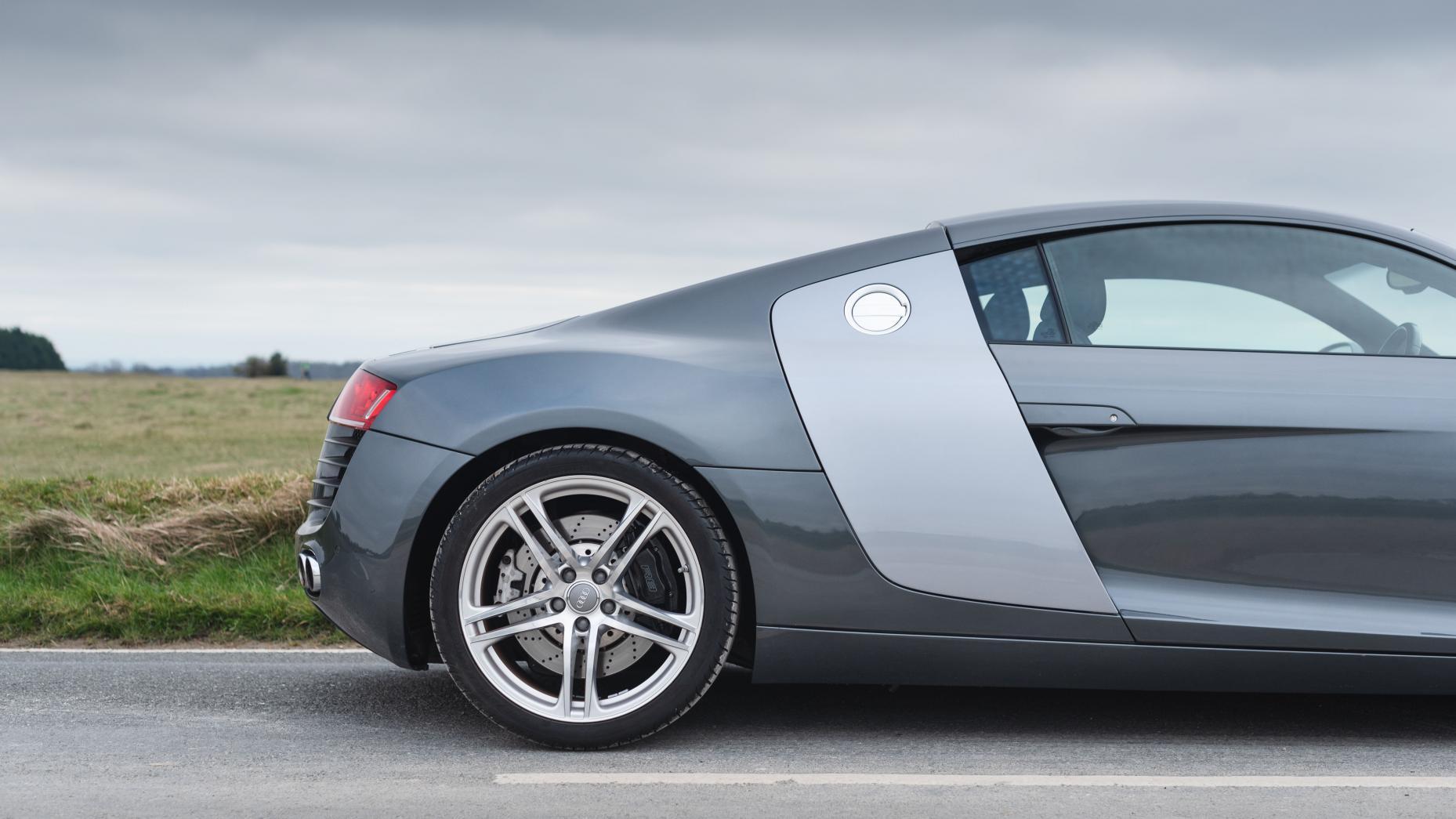 Audi R8 V8 (2007) vs Audi R8 V10 (2019) - TopGear Nederland