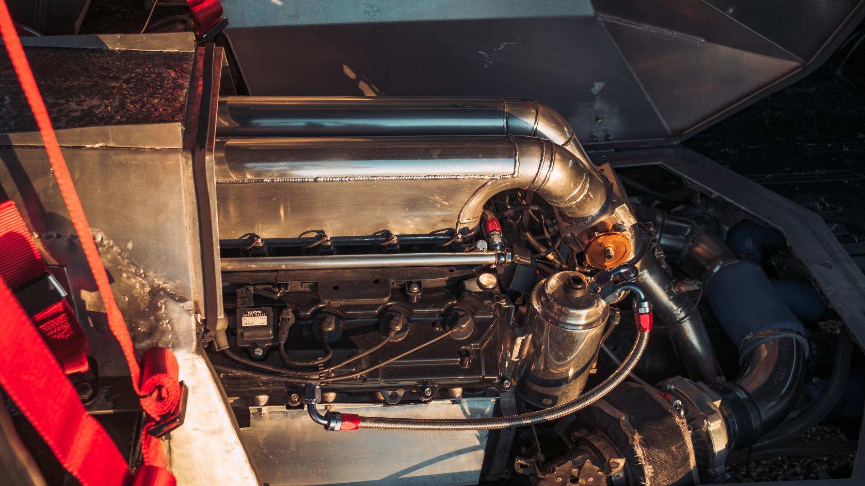 Deze minivan heeft een twin-turbo V12 (550 pk!) en een Aventador-bodykit