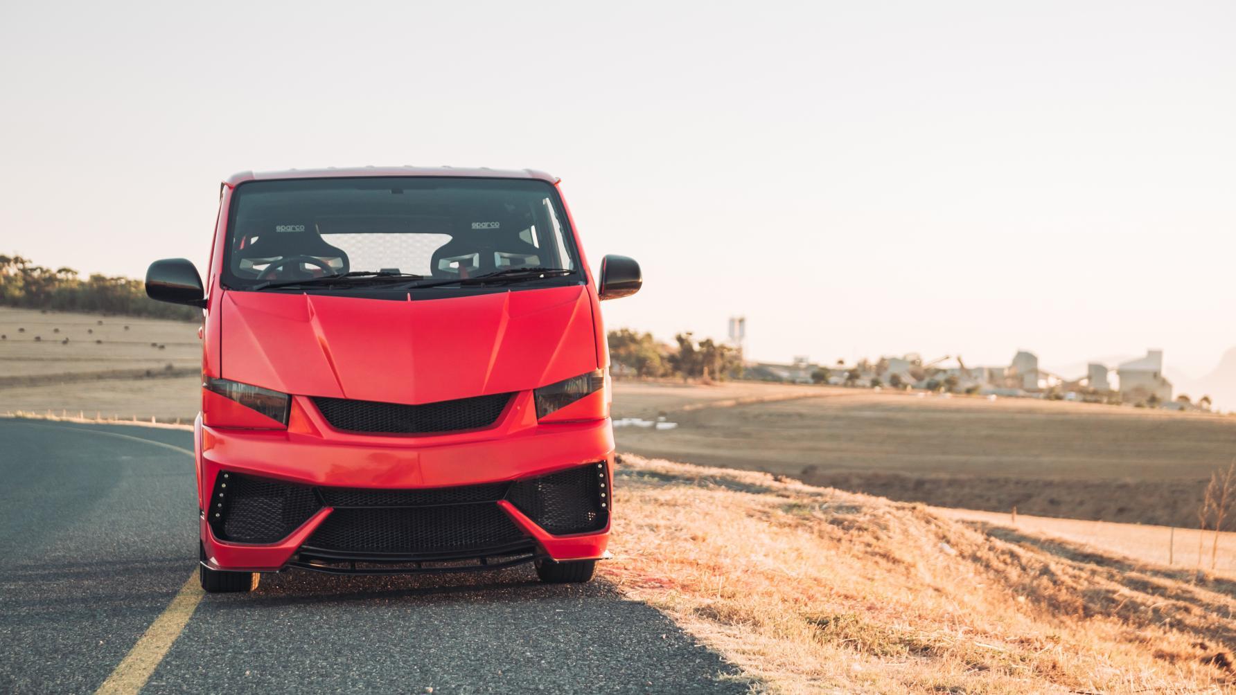 Deze minivan heeft een twin-turbo V12 (550 pk!) en een Aventador-bodykit