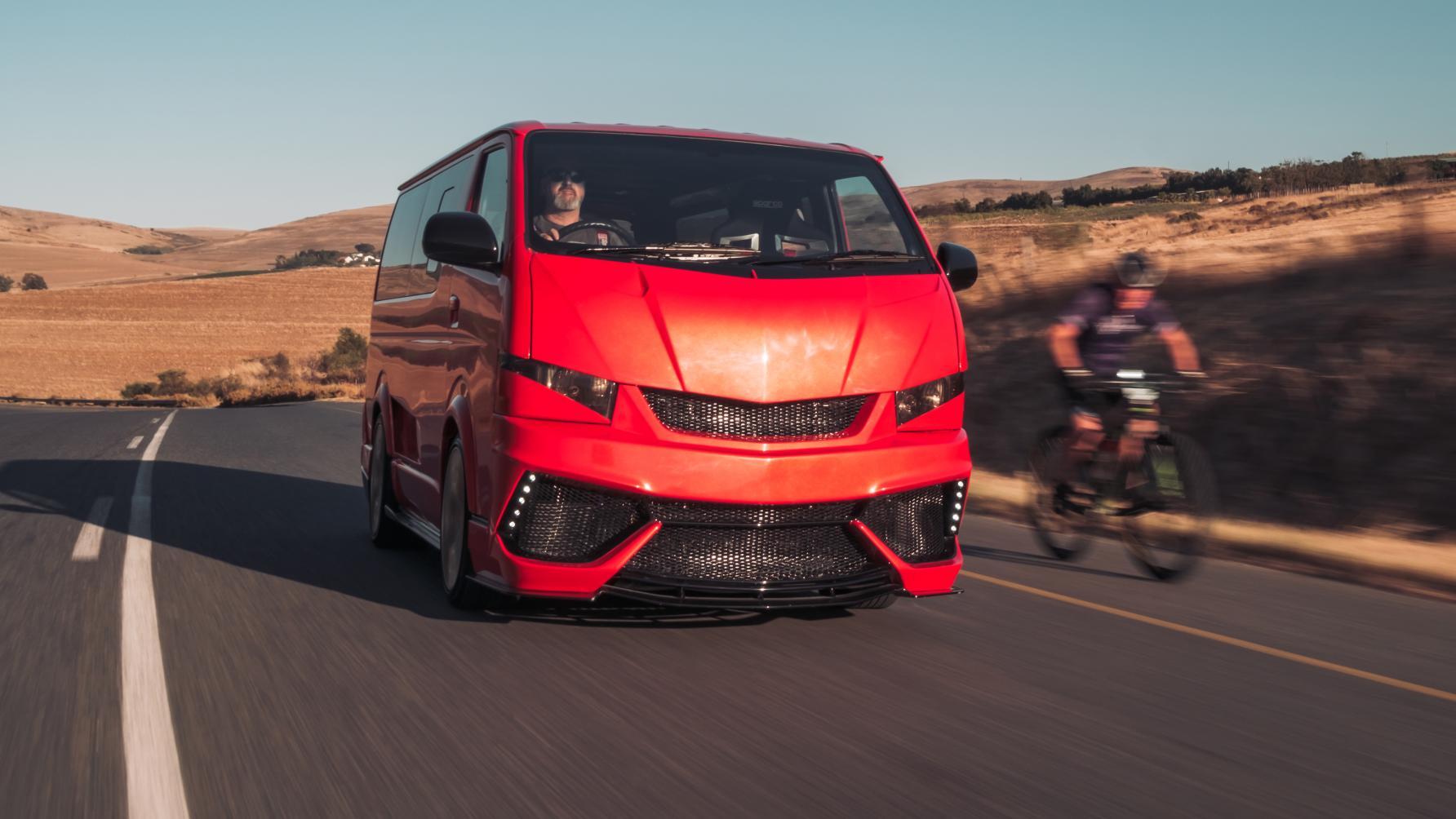 Deze minivan heeft een twin-turbo V12 (550 pk!) en een Aventador-bodykit