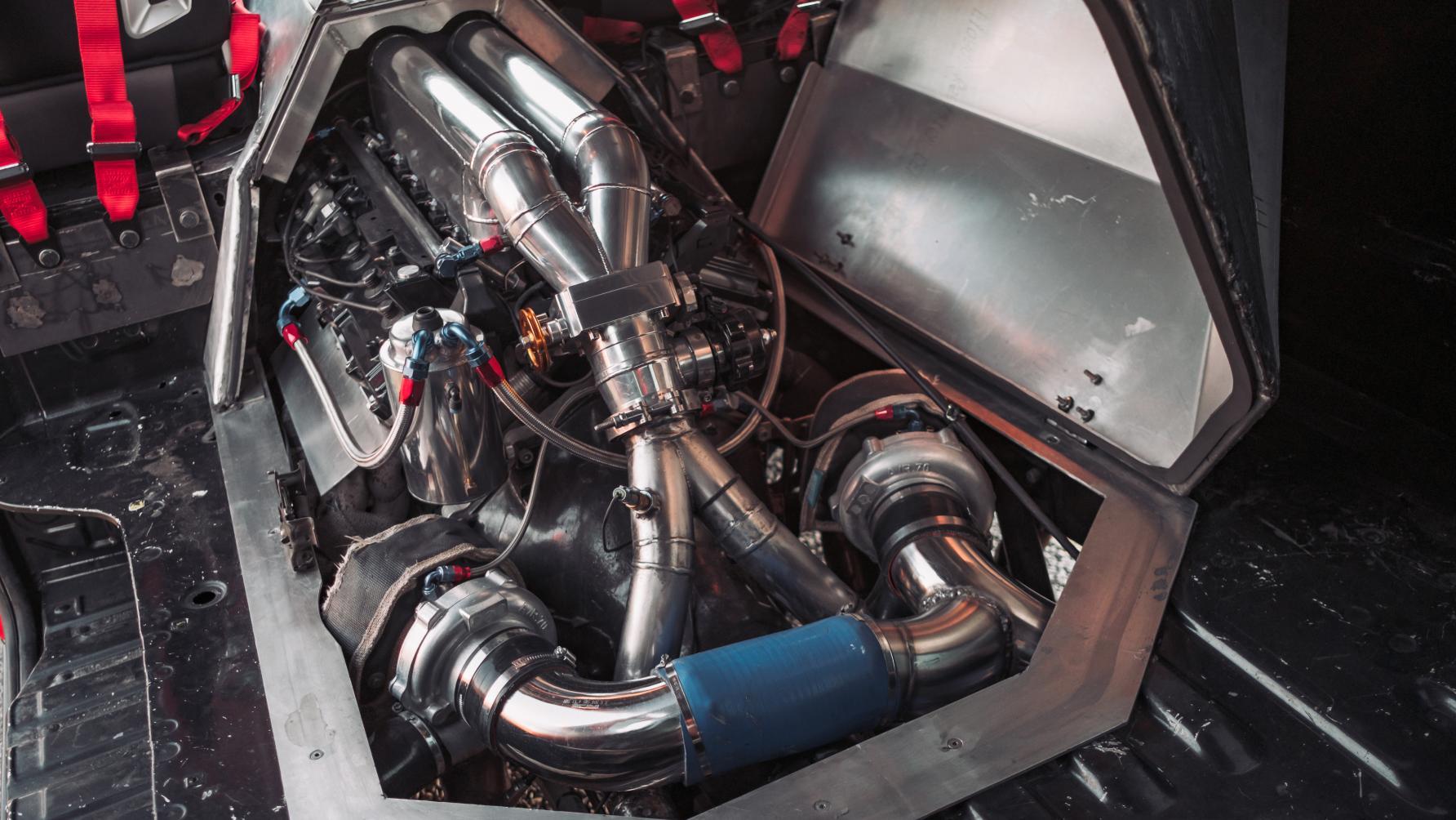 Deze minivan heeft een twin-turbo V12 (550 pk!) en een Aventador-bodykit