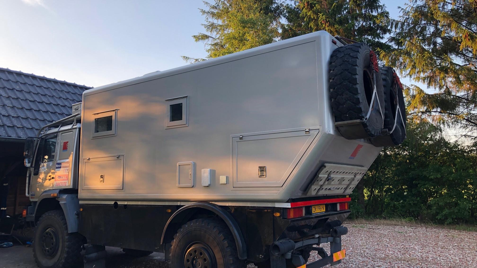 Deze oude Dakar-vrachtwagen camper kun je nu zelf huren - TopGear