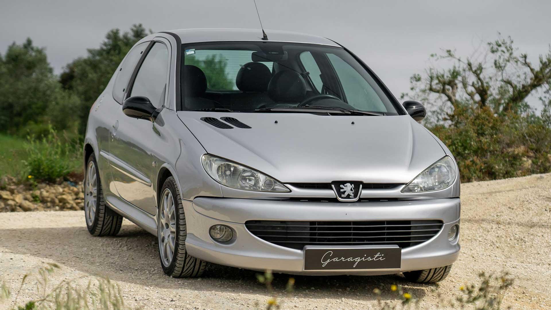 De reden waarom de Peugeot 206 GT van die lange bumpers had