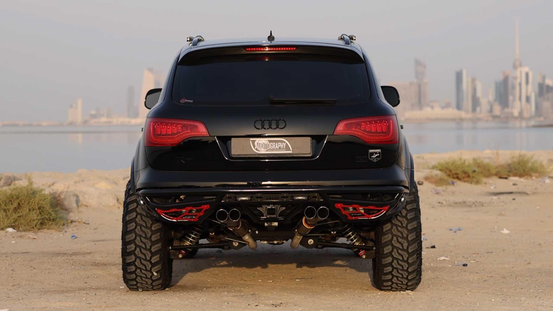 Audi Q7 Overland is gemaakt als speelgoed voor in de woestijn