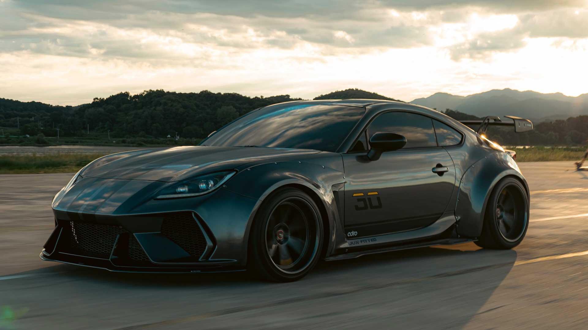 De widebodykit op deze Toyota GR86 weegt maar liefst 110 kilo