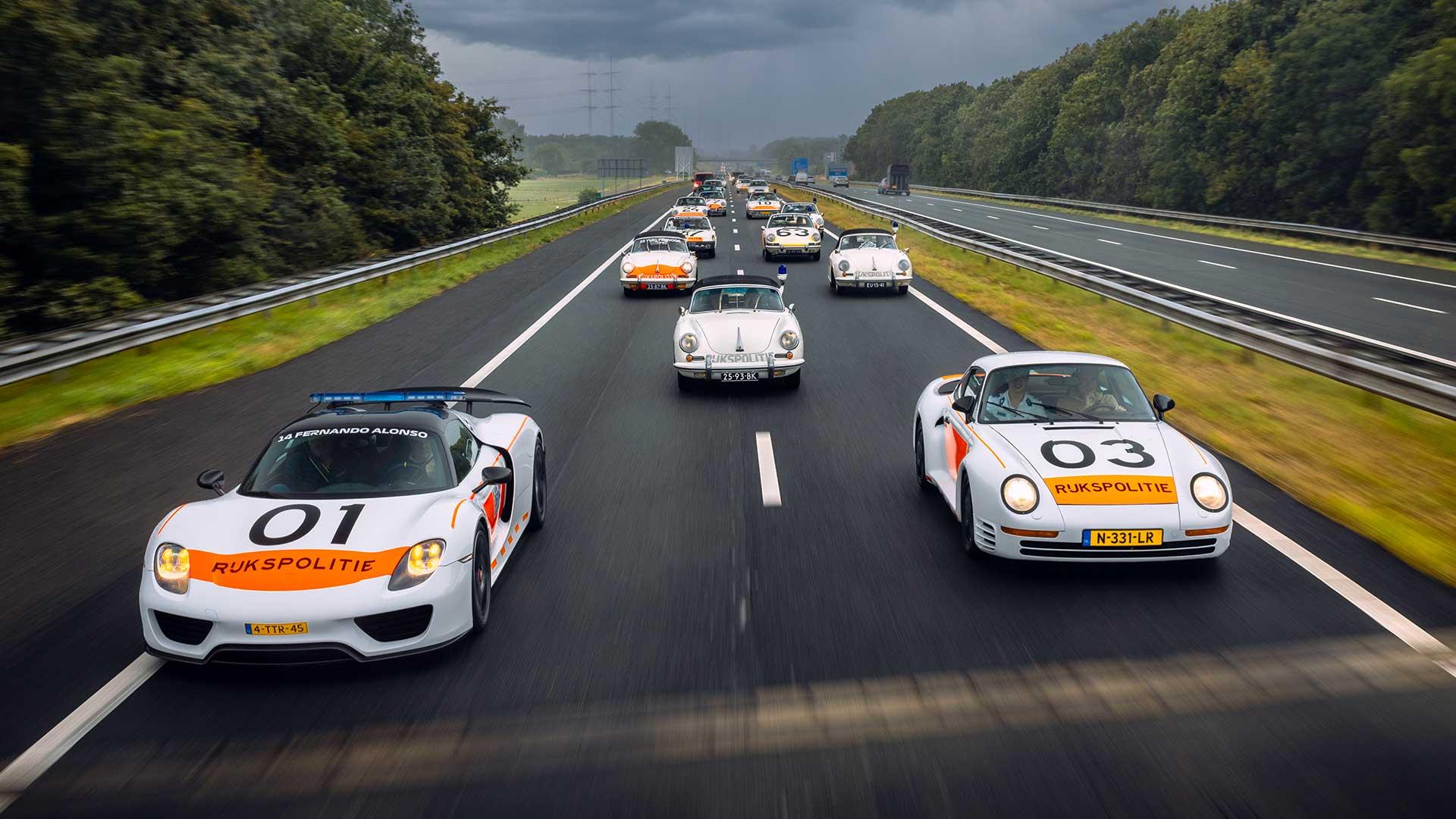 Enorme stoet Rijkspolitie-Porsches breekt record in Nederland