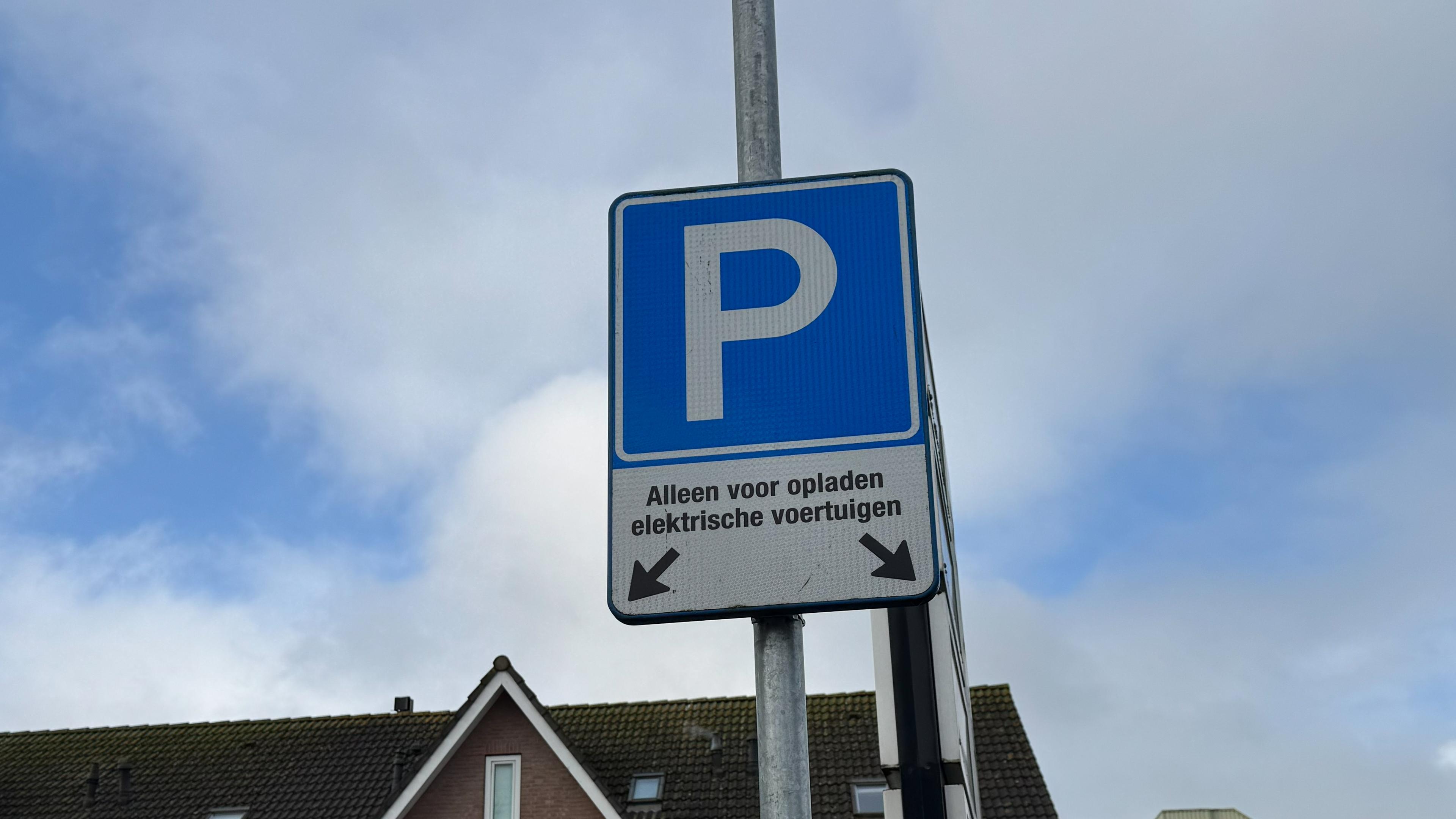 Parkeren bij laadpaal zonder te laden, mag dat?