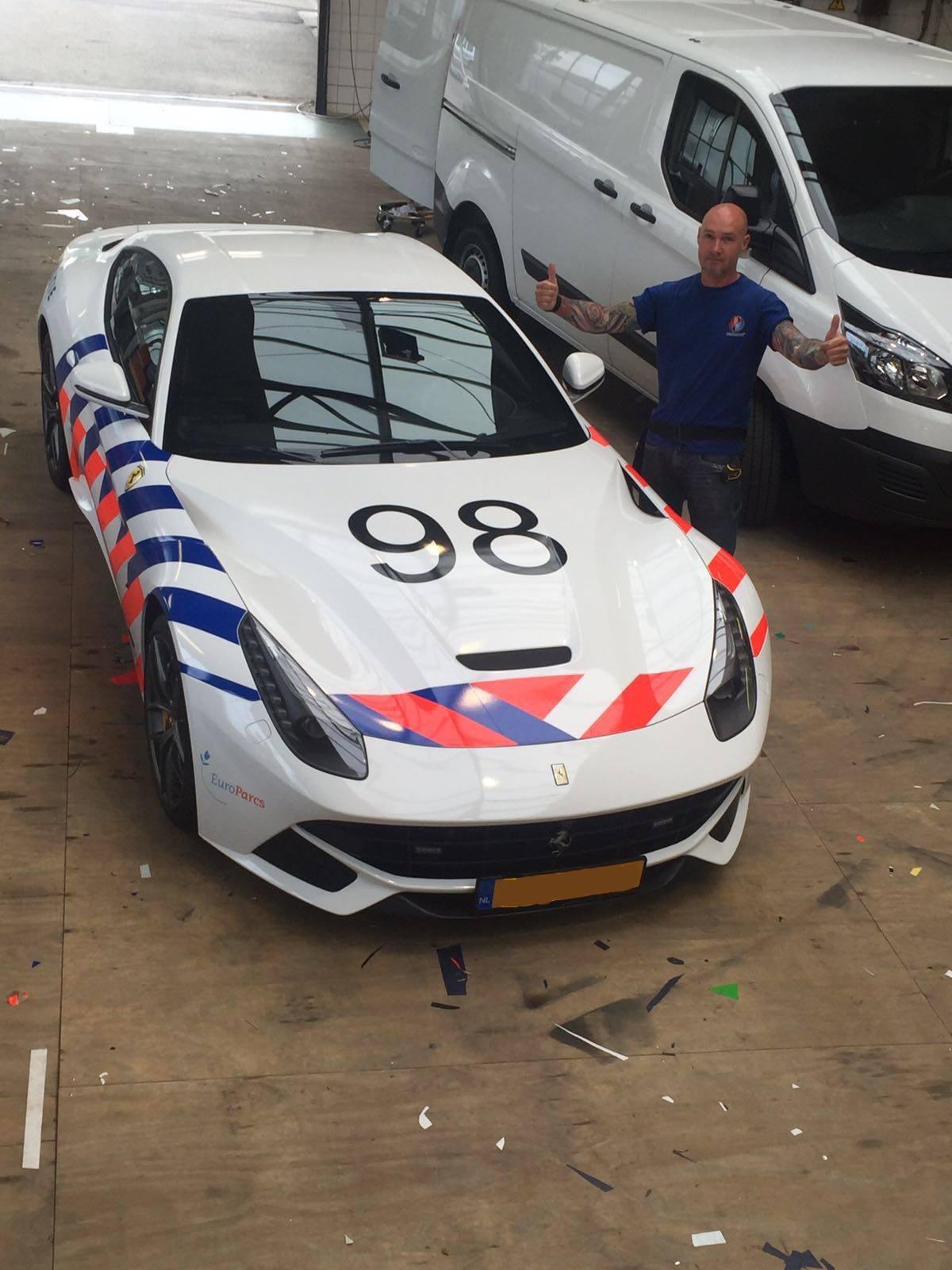 Beter stop je voor deze politie Ferrari F12 - TopGear