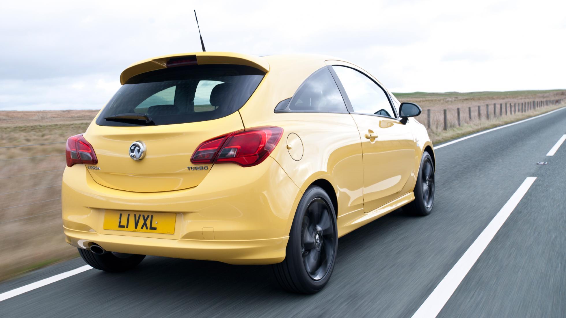 Maddox Yellow: Opel zet slooptuig in Bibury op zijn plek - TopGear