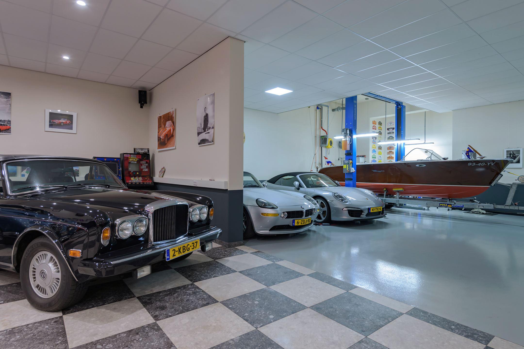 Dit Nederlandse huis heeft zijn eigen autobrug en showroom - TopGear