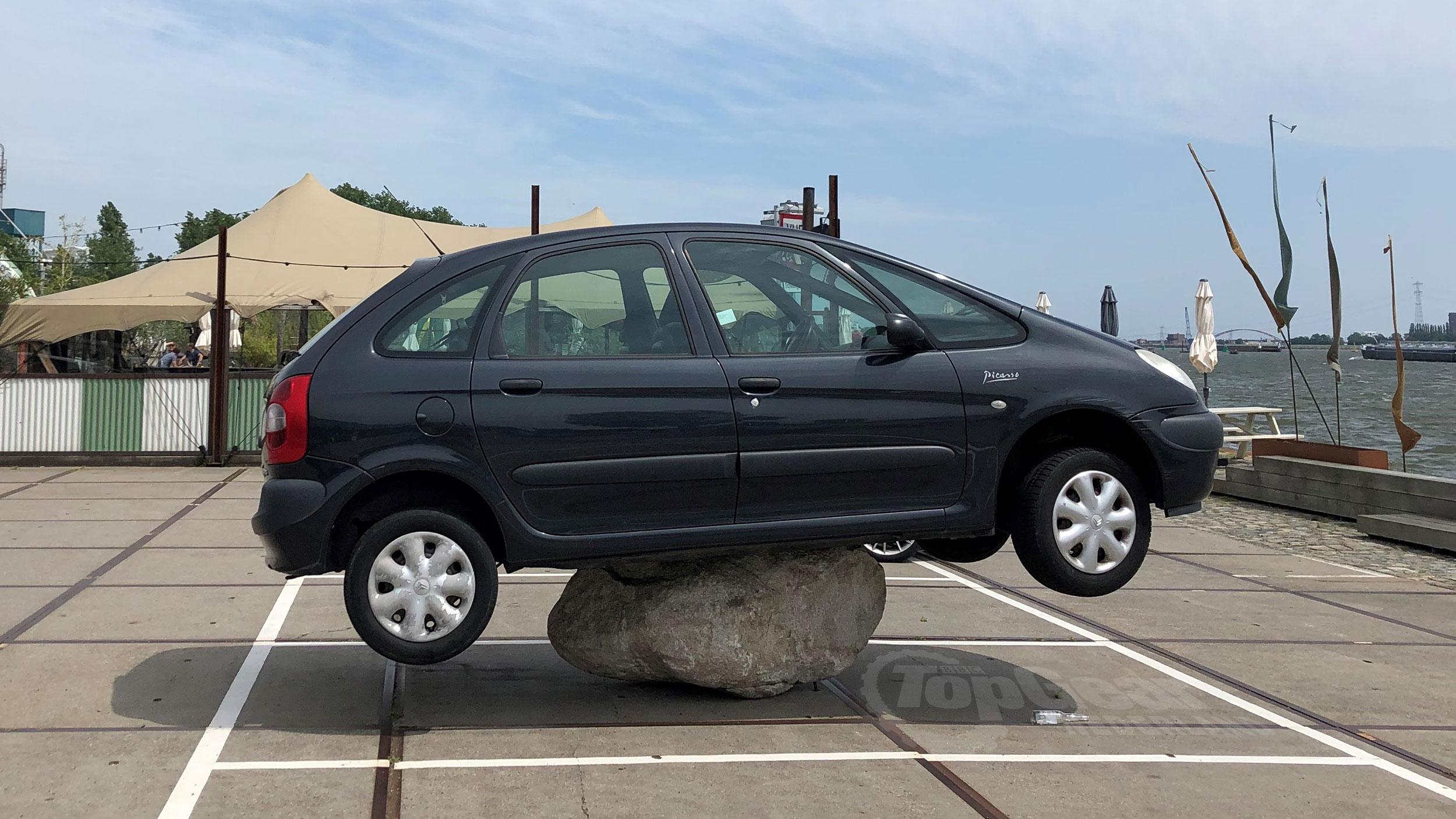 Auto parkeert op steen in Amsterdam - TopGear Nederland