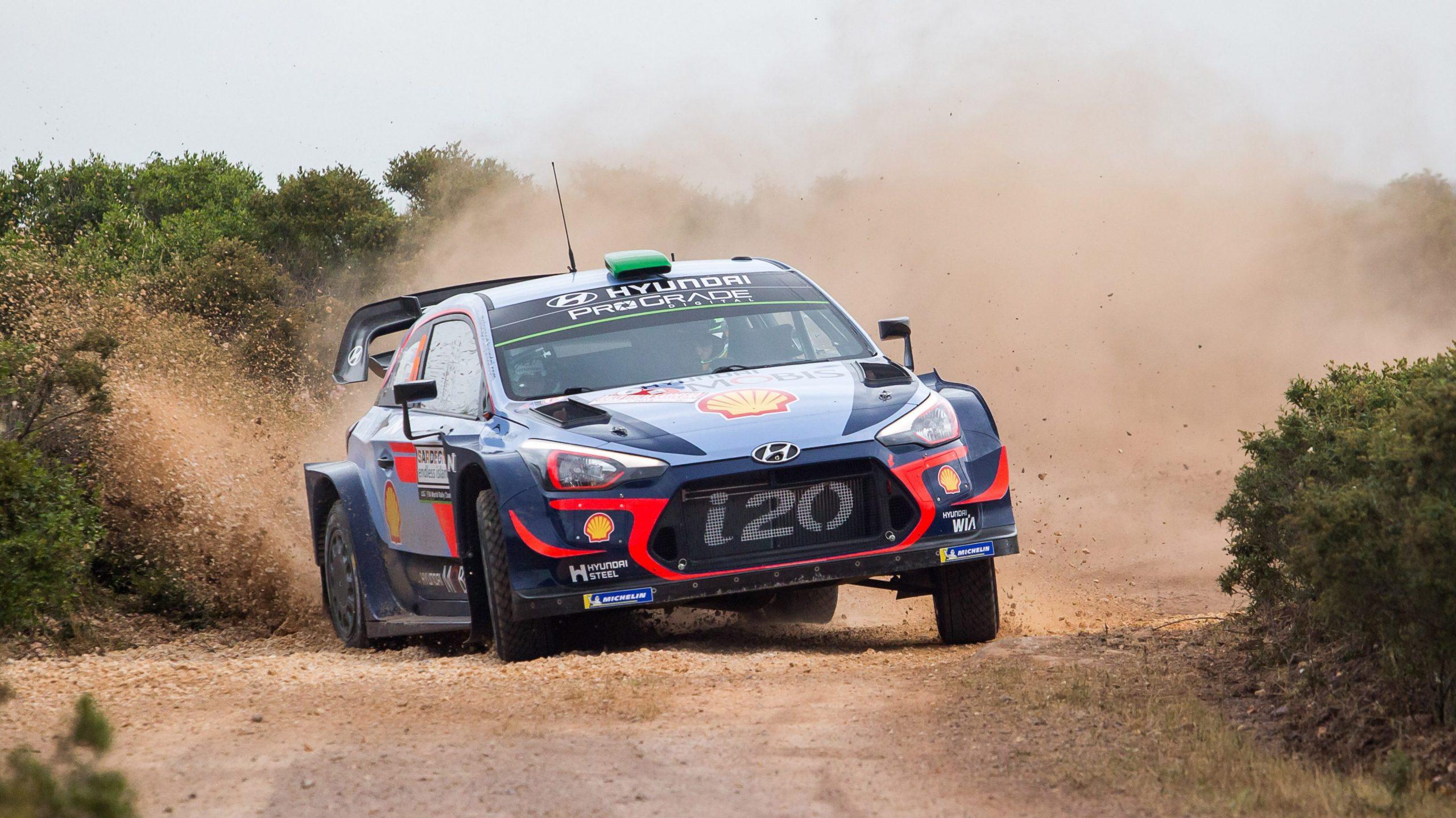 Rally-rijder Rok Turk ontwijkt op het nippertje een auto - TopGear