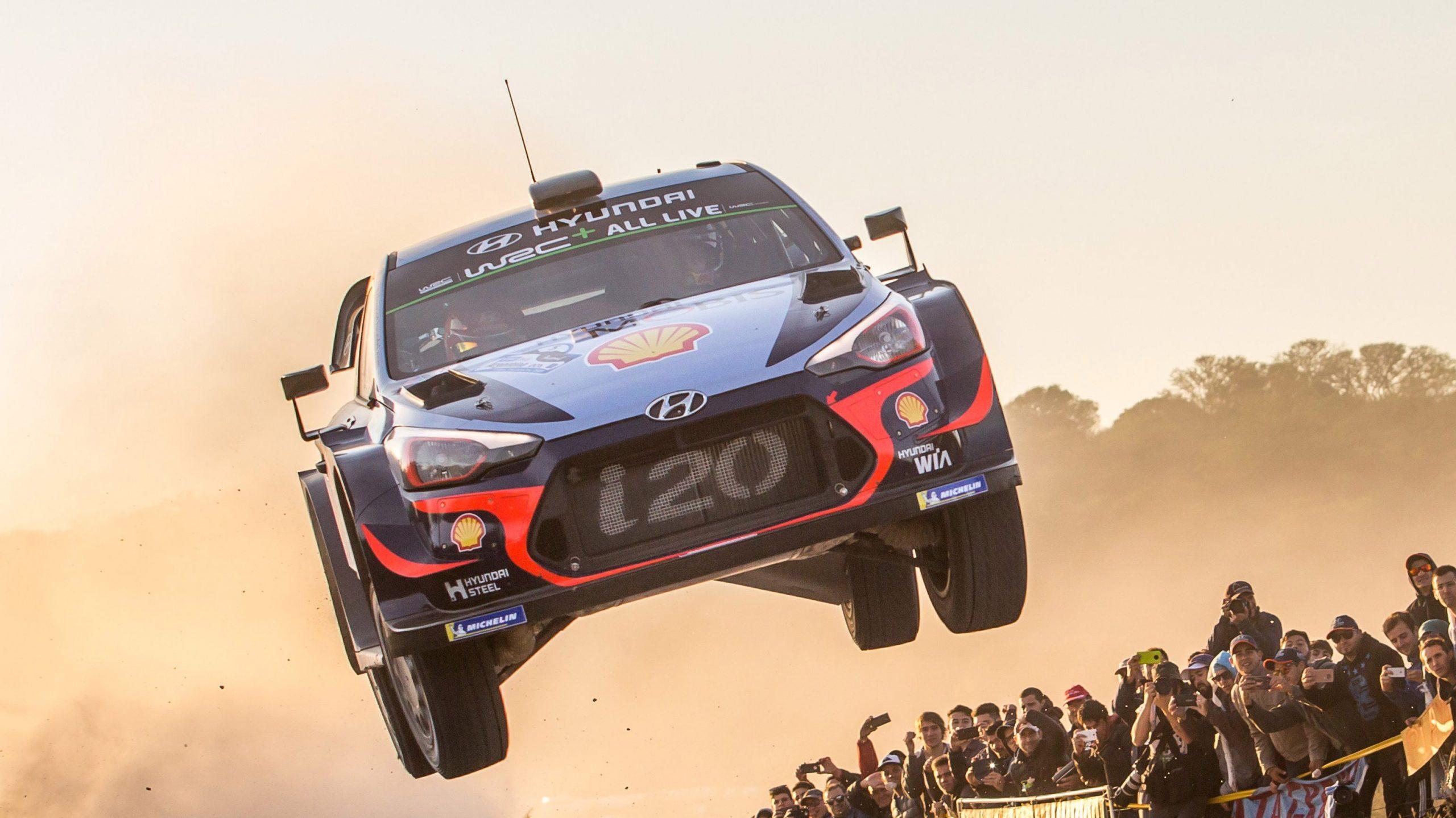 Rally-rijder Rok Turk ontwijkt op het nippertje een auto - TopGear