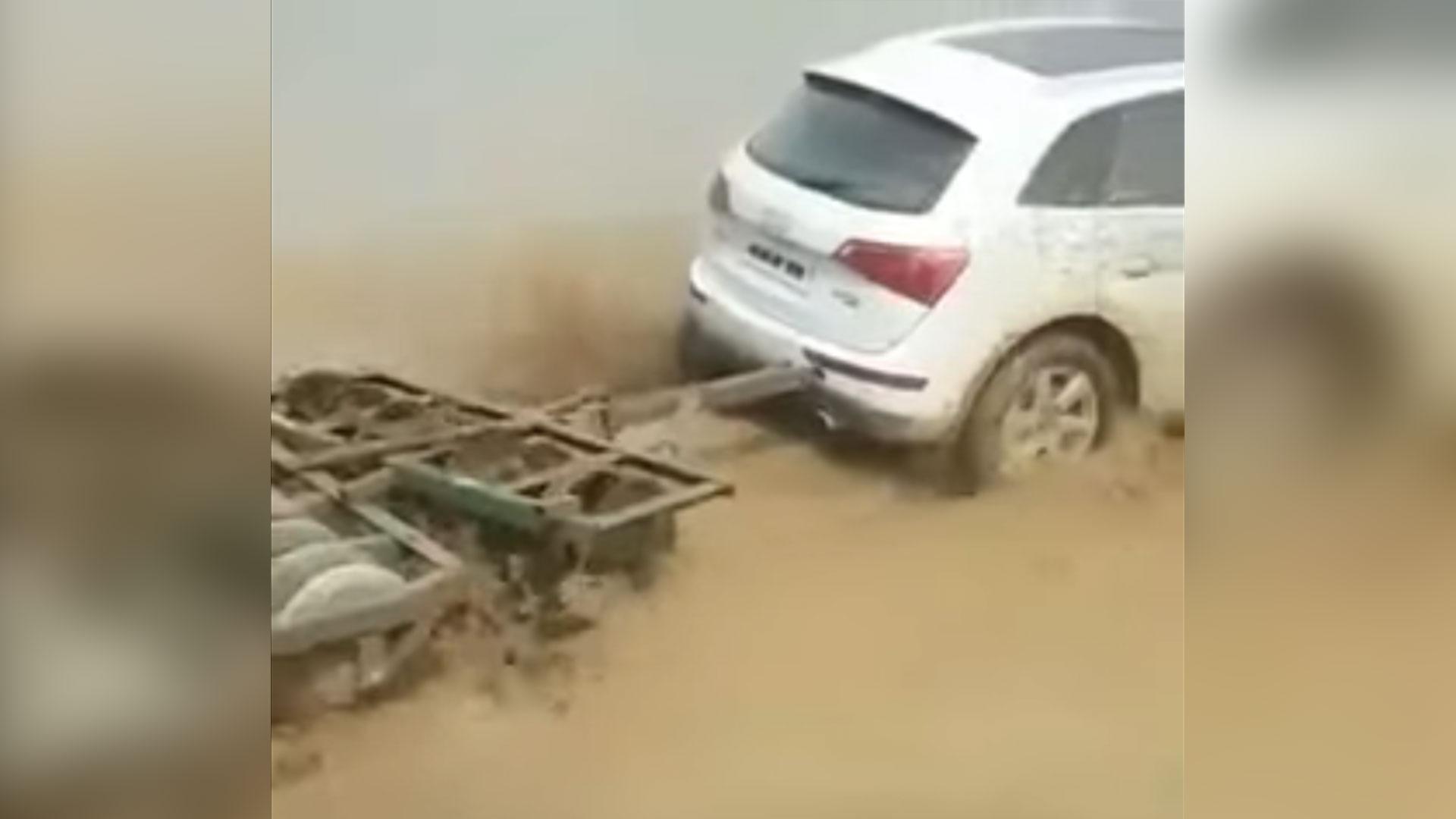 Audi Q5 gebruikt als tractor met ploeg - TopGear Nederland