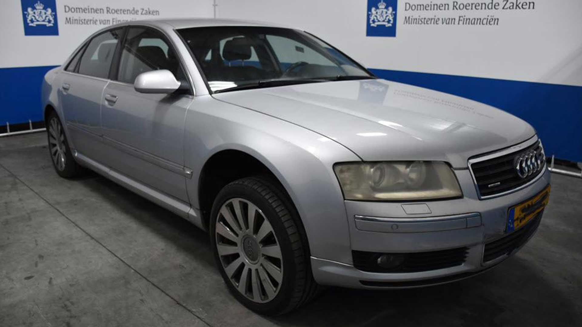 Kenners zien gelijk wat er mis is met deze Audi A8 bij Domeinen