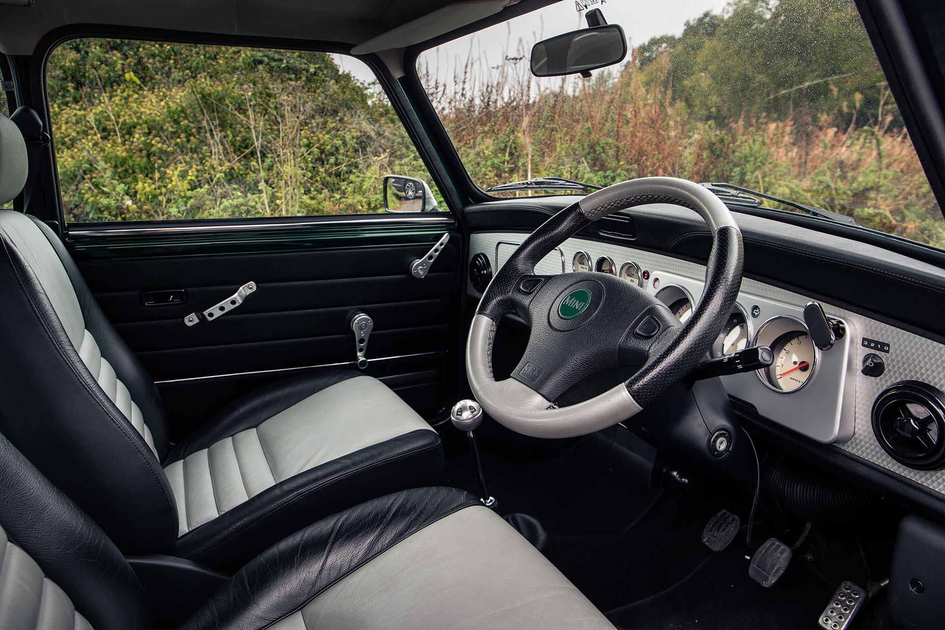 Welke Mini is leuker om te rijden: de Electric of de oude Cooper?
