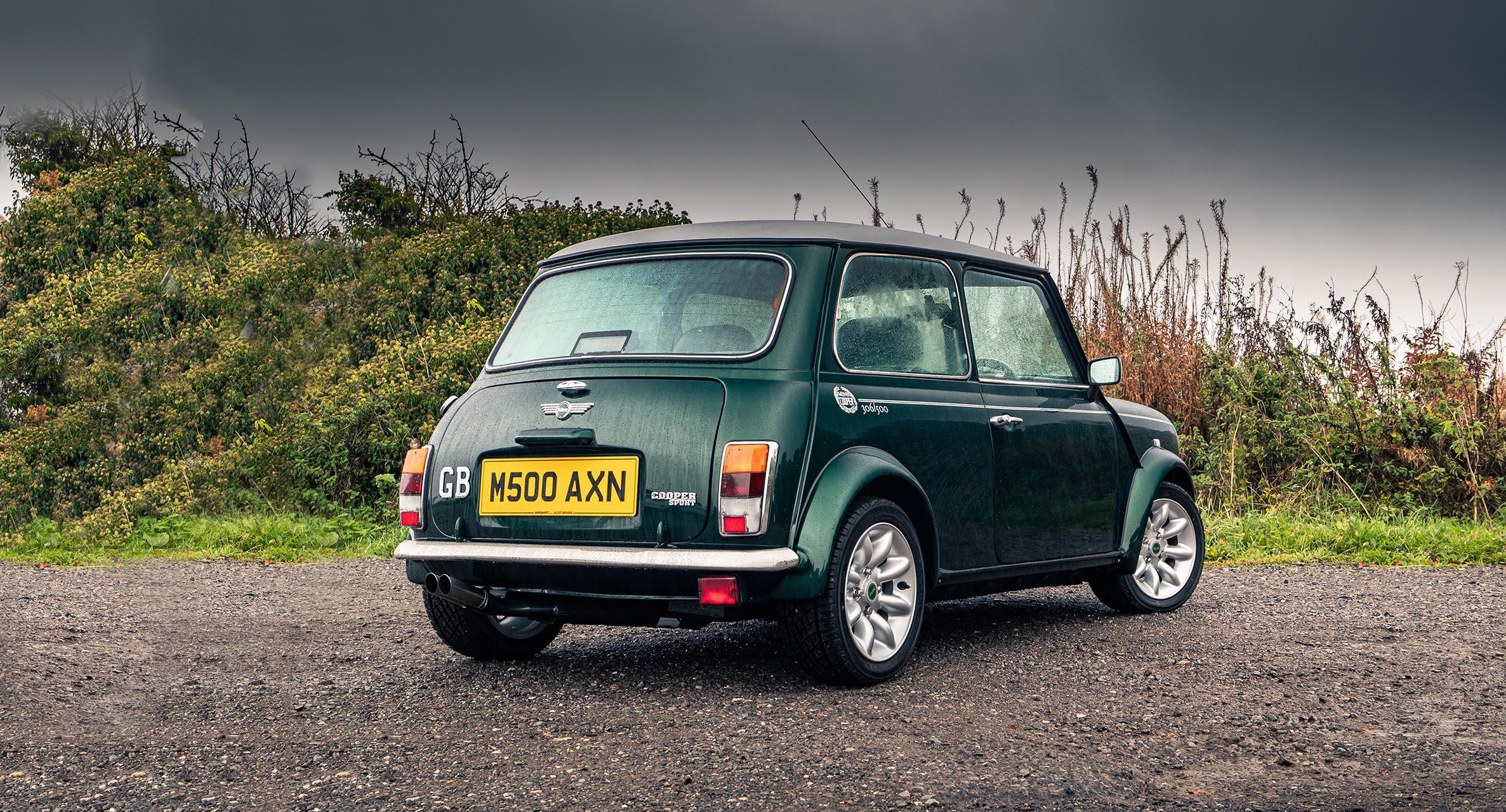 Welke Mini is leuker om te rijden: de Electric of de oude Cooper?