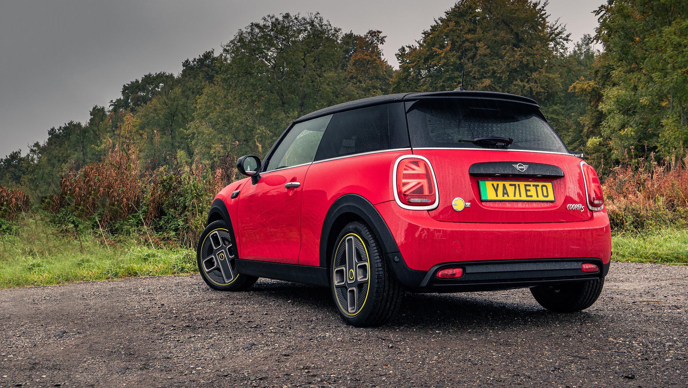 Welke Mini is leuker om te rijden: de Electric of de oude Cooper?