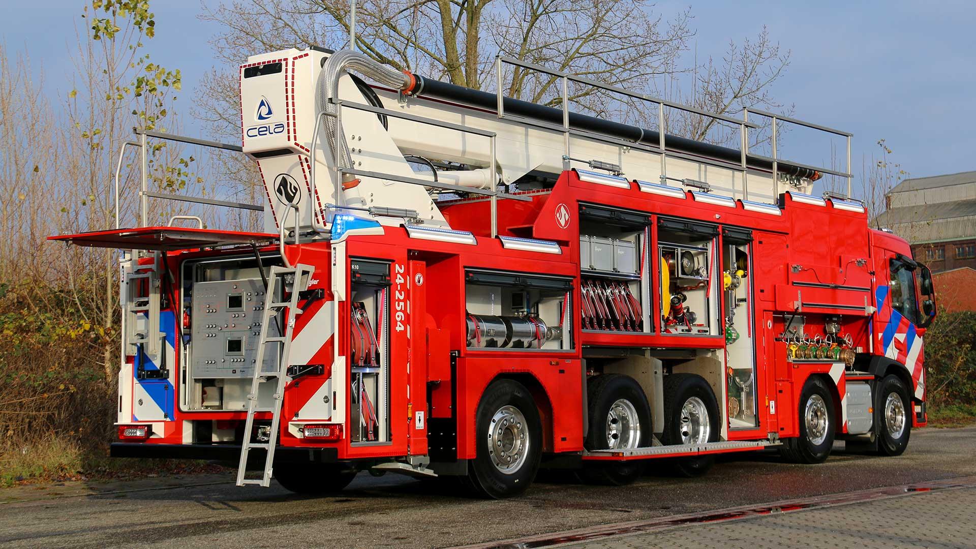 Deze Ziegler Volvo FM 10x4 brandweerauto blust 115 meter ver