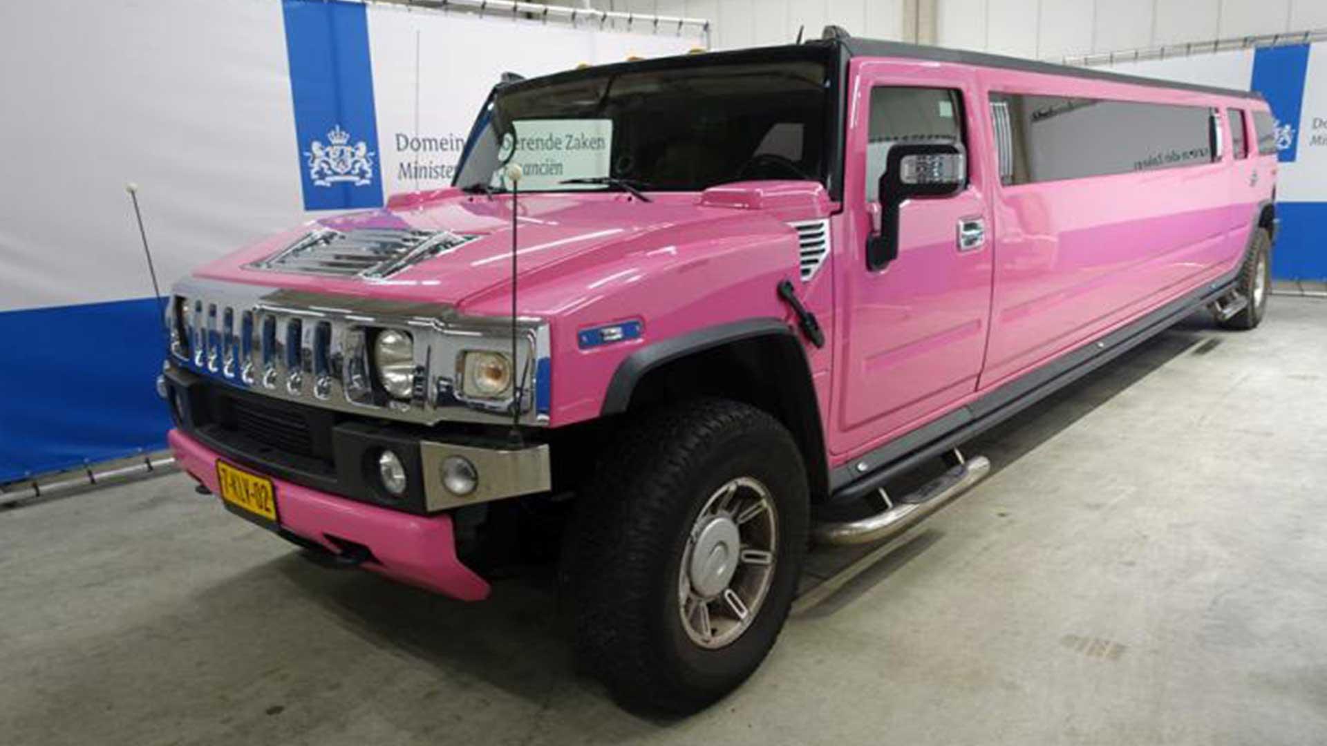 Deze roze Hummer H2 limo kan van jou zijn - TopGear