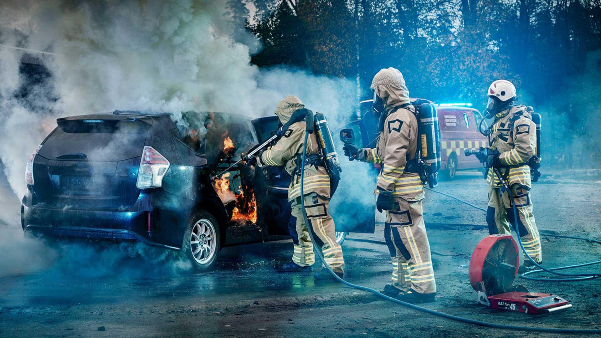 Toyota Hilux 6x6 is specialist in het blussen van elektrische auto's