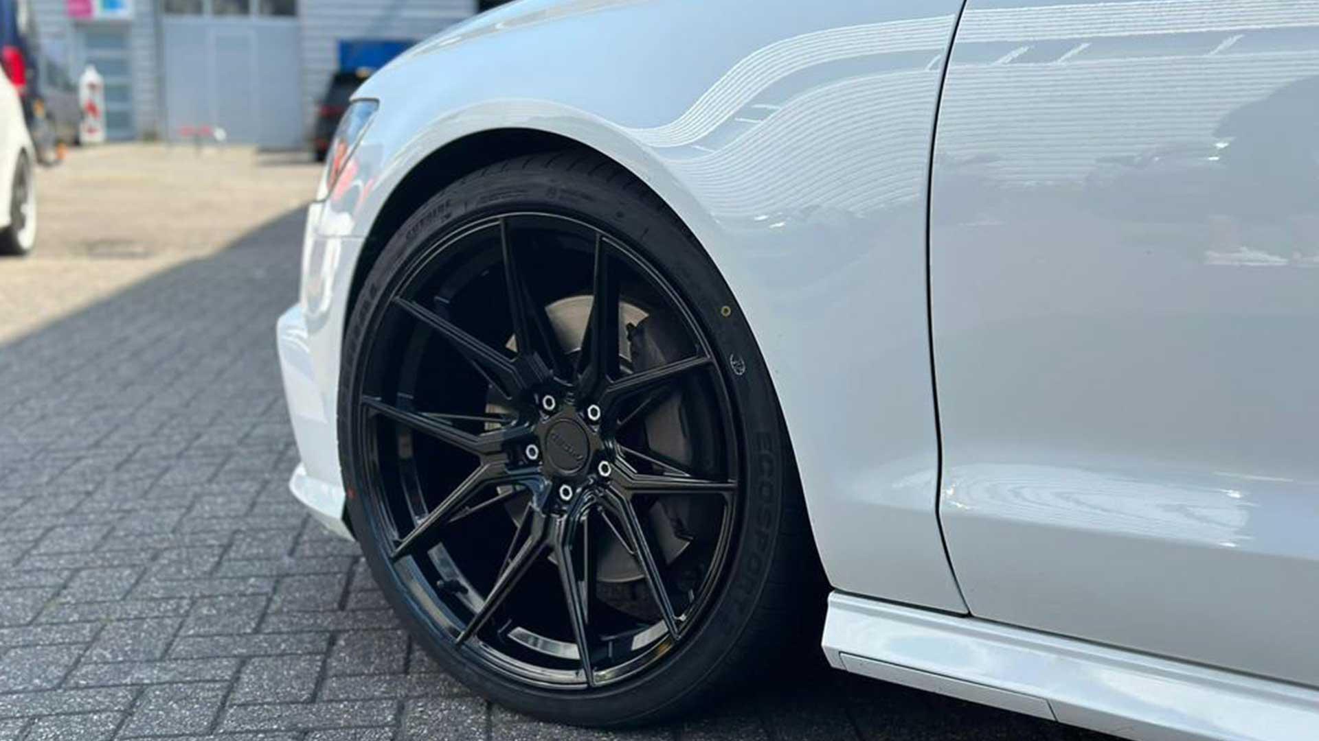 Je ziet vast wie de vorige eigenaar was van deze 'super dikke Audi'