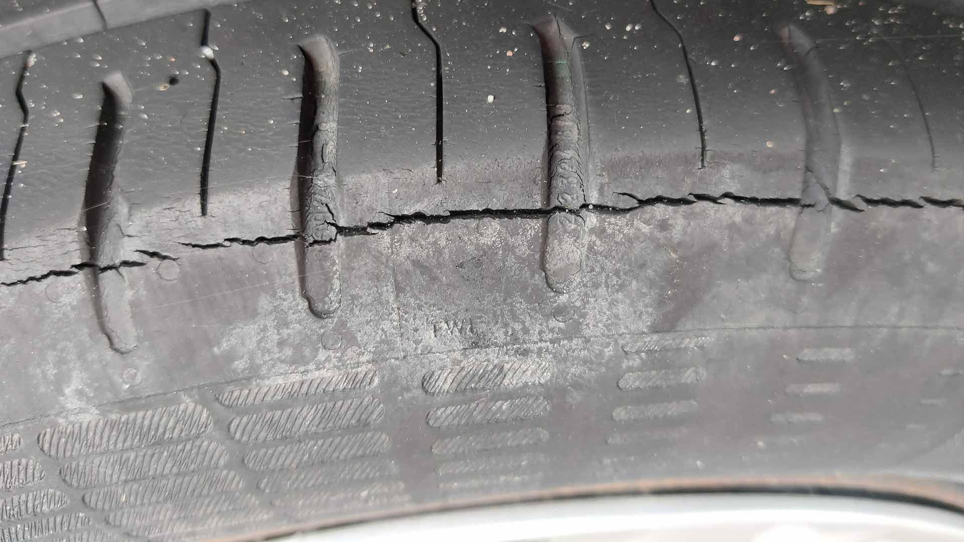 Zoveel Nederlandse auto's rijden op te versleten banden - TopGear