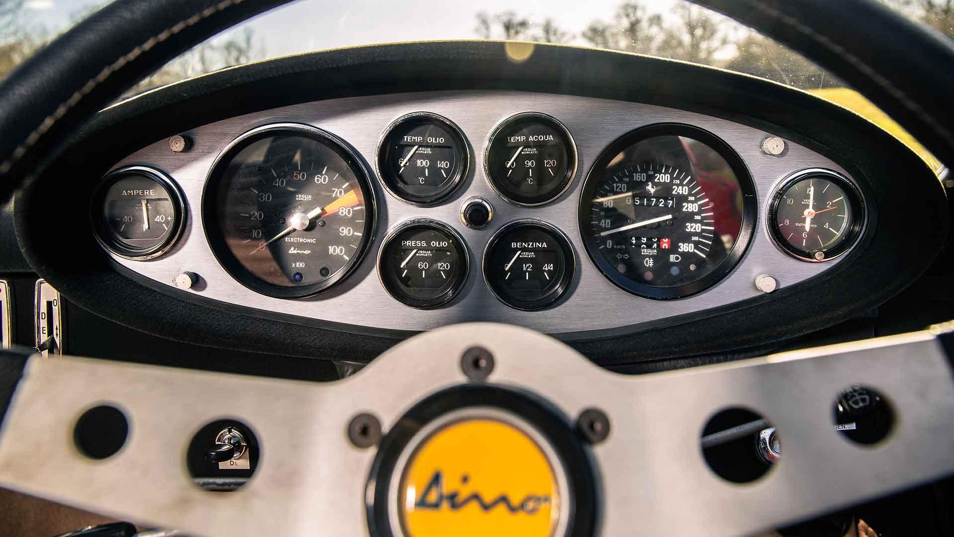 Hoe rijdt een Ferrari Dino restomod met modernere V8? - TopGear