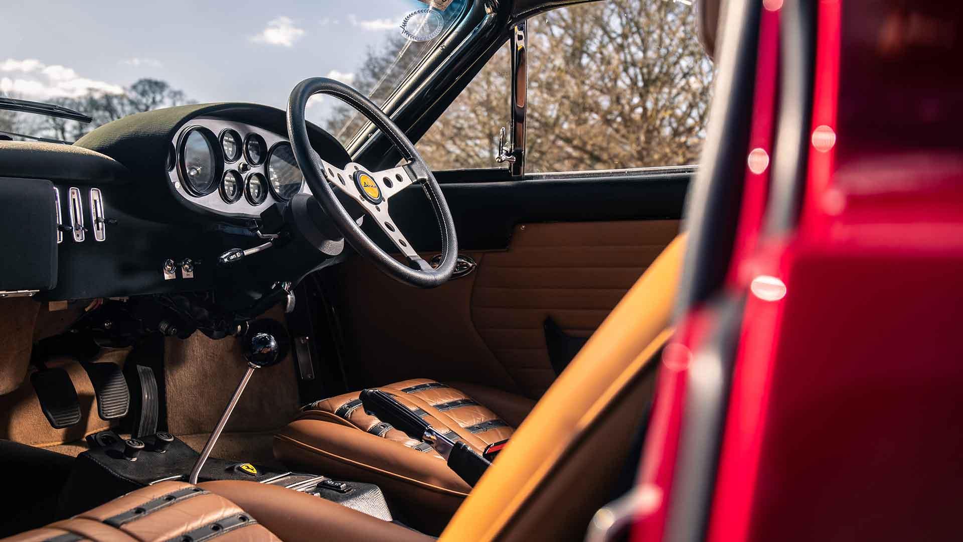 Hoe rijdt een Ferrari Dino restomod met modernere V8? - TopGear